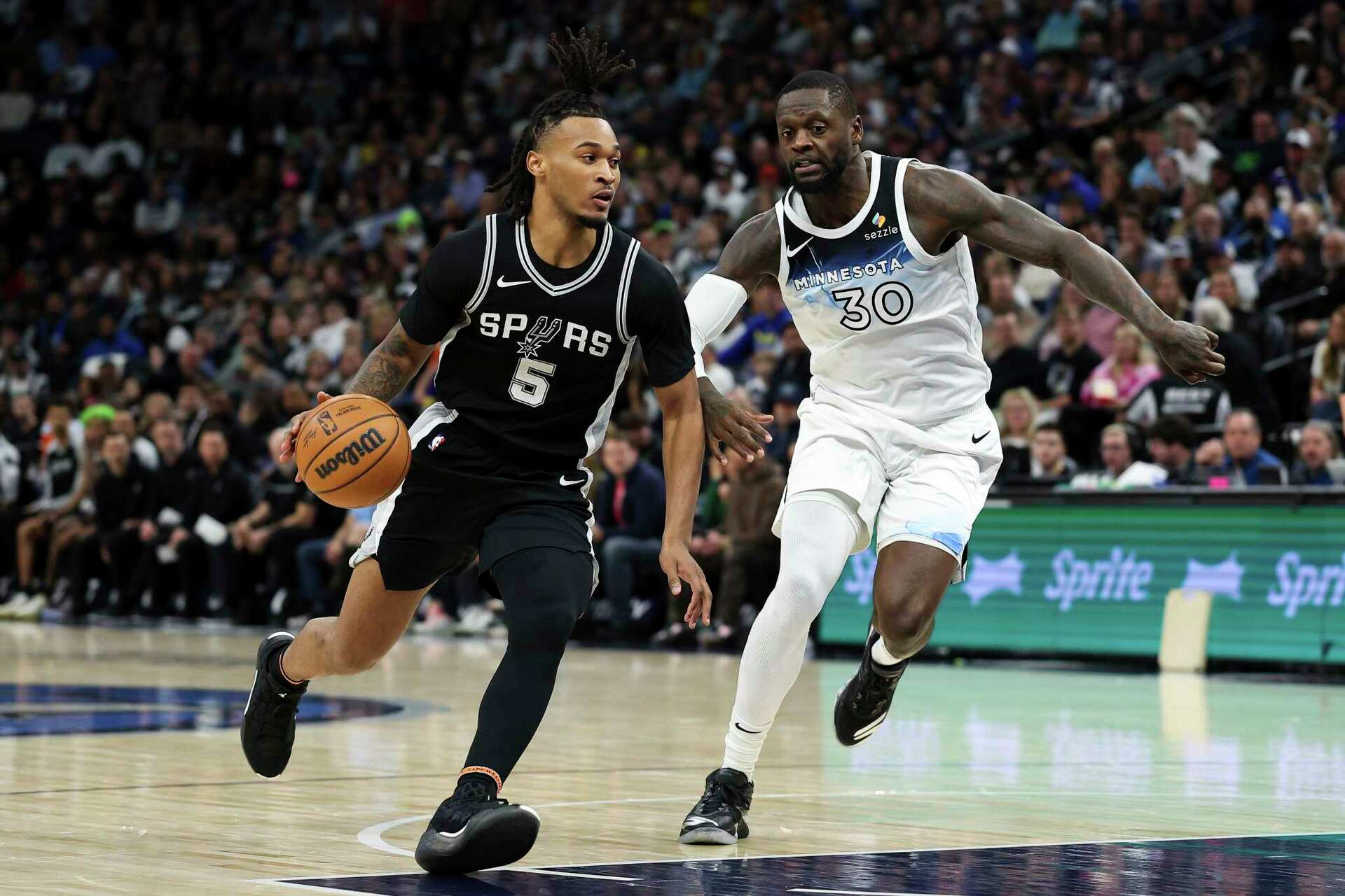 Timberwolves court issue causes Spurs bizarre delay