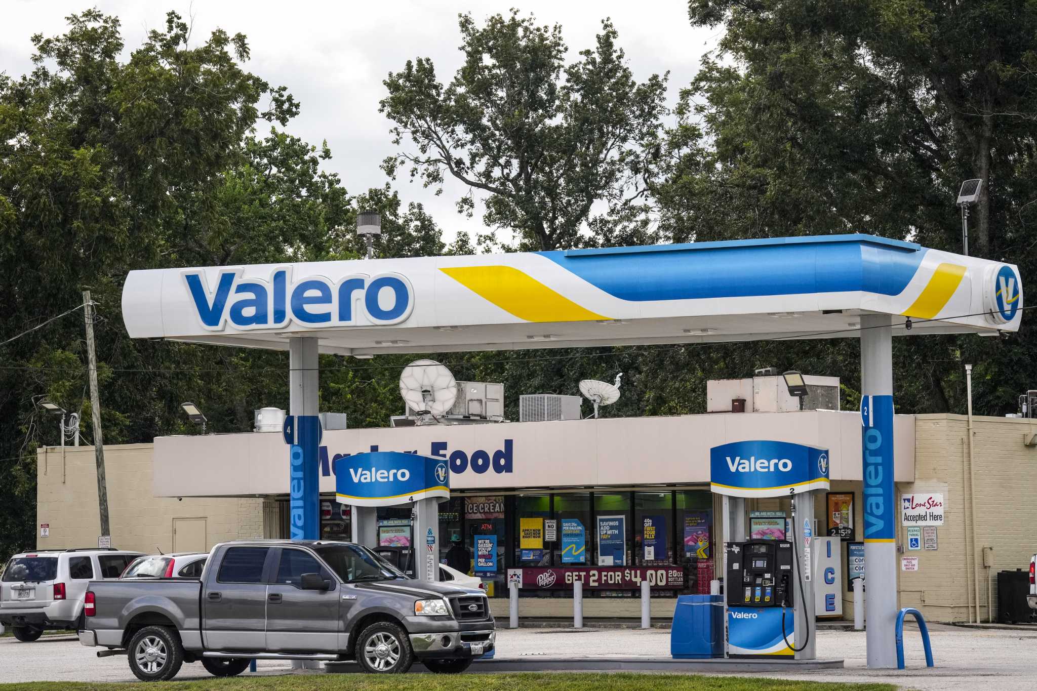 2025 prediction: Lower gas prices, U.S. spending drop of $12.3B