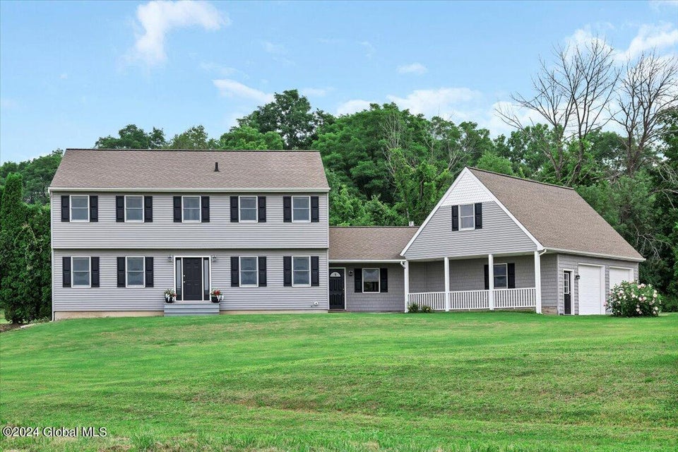 Custom-built Colonial in quiet Schodack Landing Rensselaer County