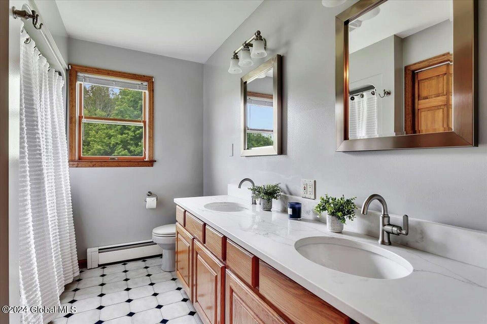 Custom-built Colonial in quiet Schodack Landing Rensselaer County