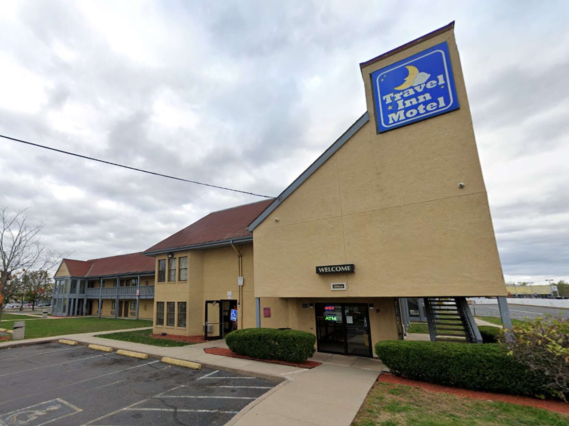 Man accused of killing father during Hartford motel fight, police say