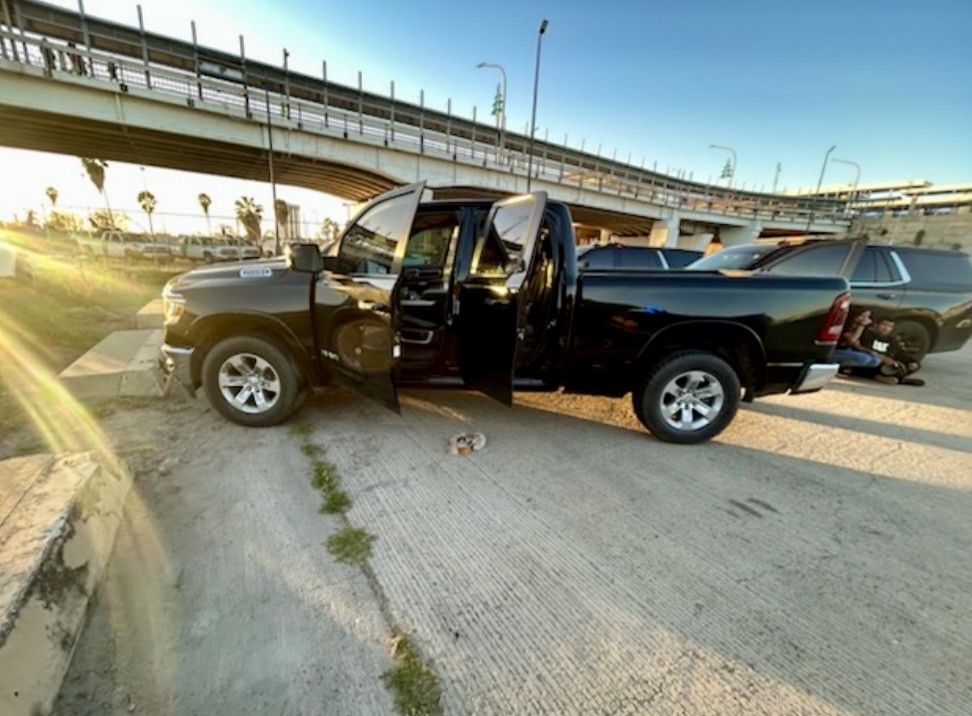 Texas DPS chase in Laredo ends with smuggler swimming into Mexico