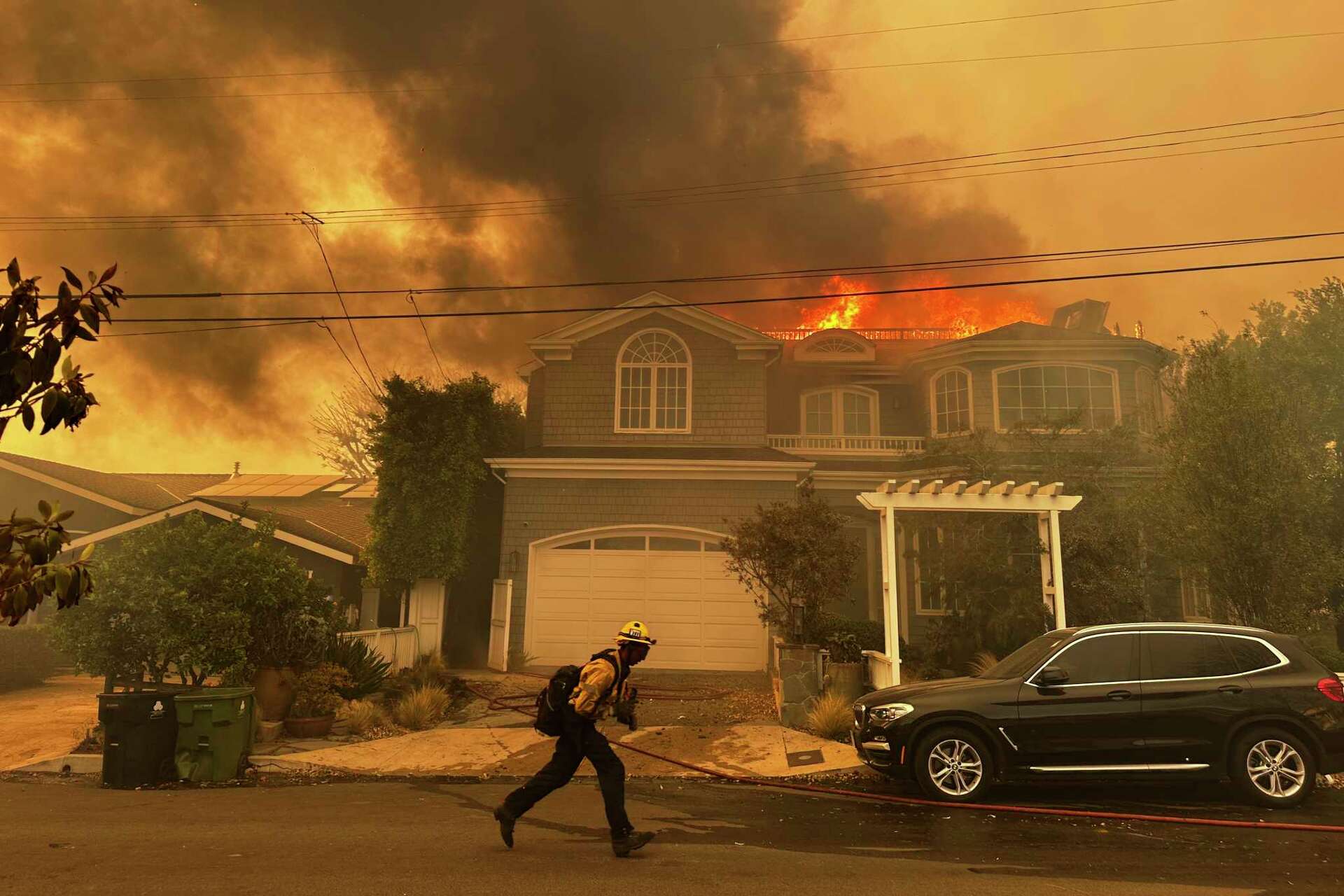 Maps show where Palisades and Eaton fires are burning in Los Angeles