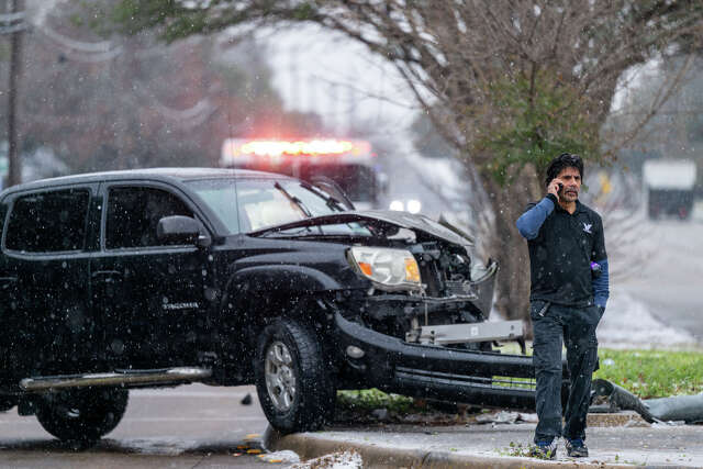 Texans brave treacherous conditions as winter storm worsens