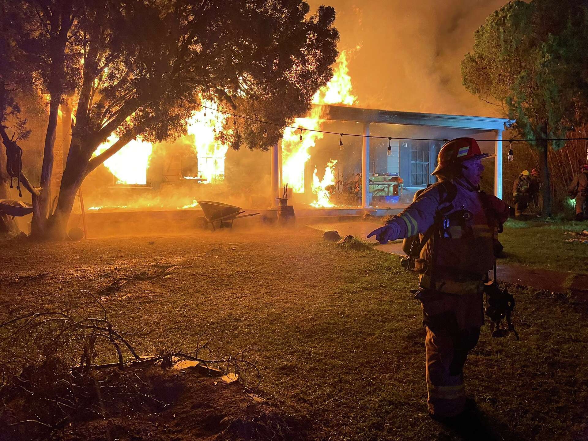 Massive fire tears through Austin home, displaces four