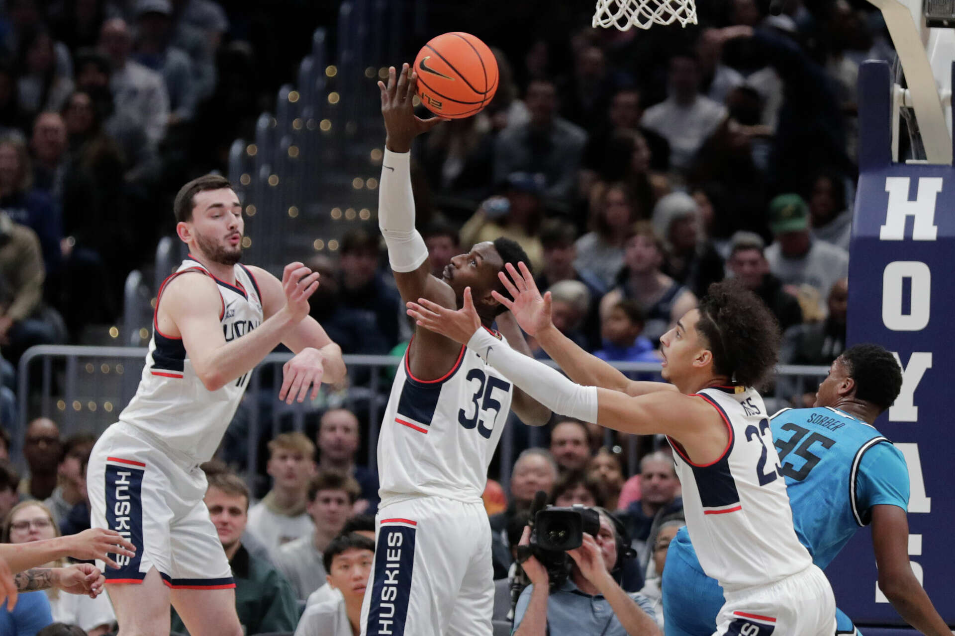 Alex Karaban bounces back in UConn men's basketball win at Georgetown
