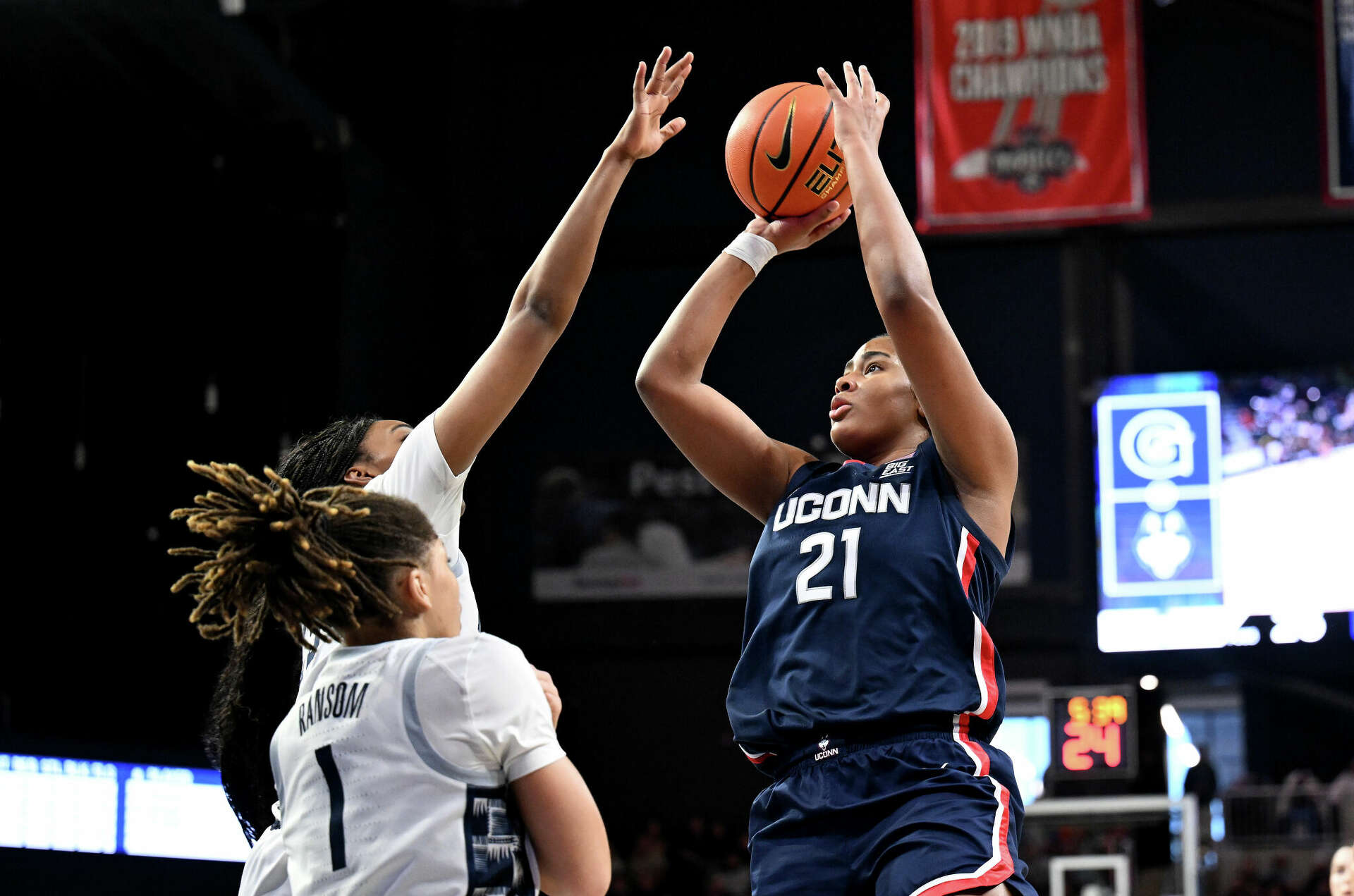 UConn women's basketball jumps up to No. 6 in AP Poll