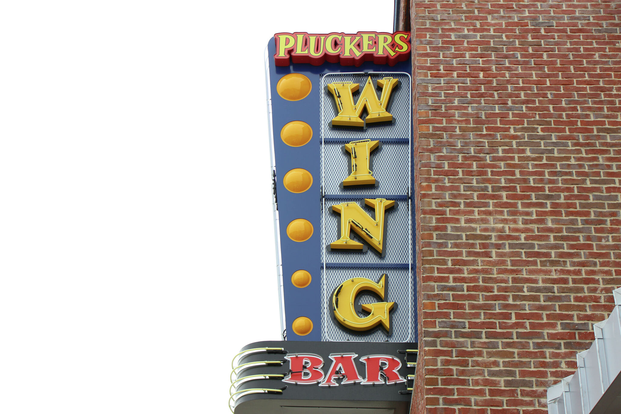 Pluckers Wing Bar offers TSA agents free meals during DHS shutdown