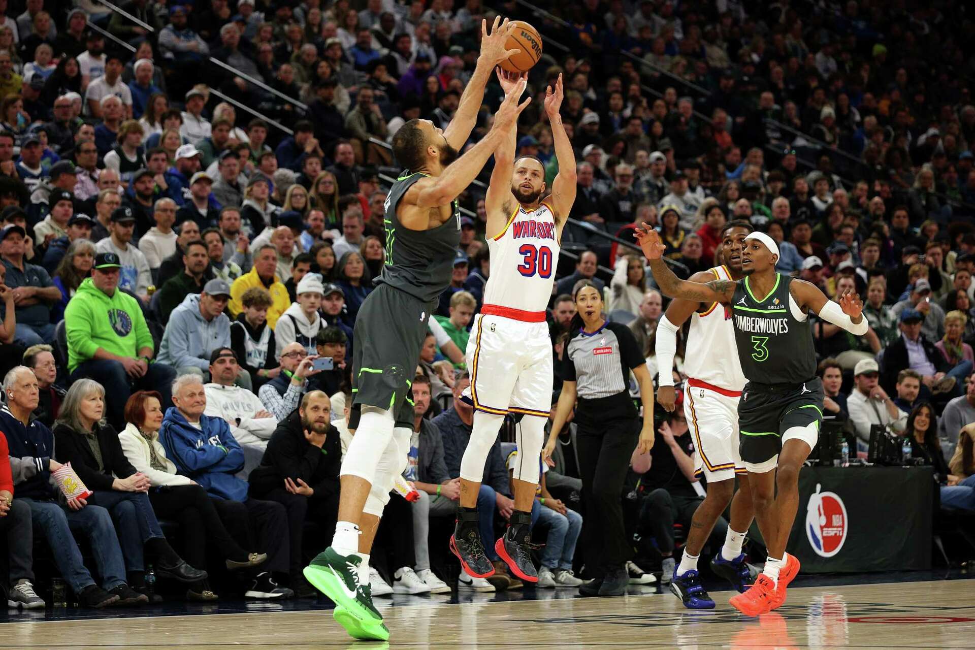Steph Curry backs up improvement talk, lifts Warriors past T-Wolves