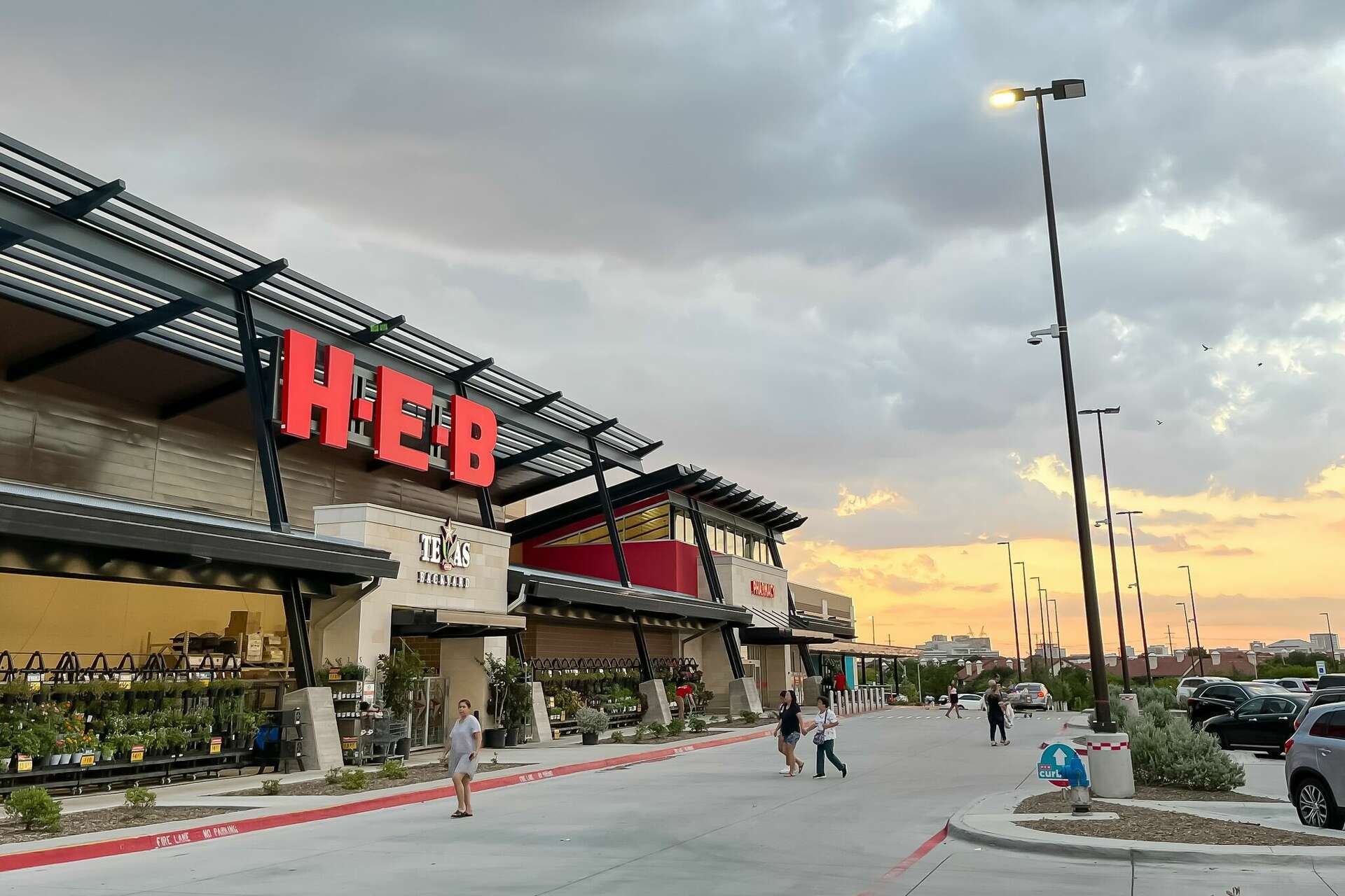 Texas grocery giant H-E-B announces its first Dallas store
