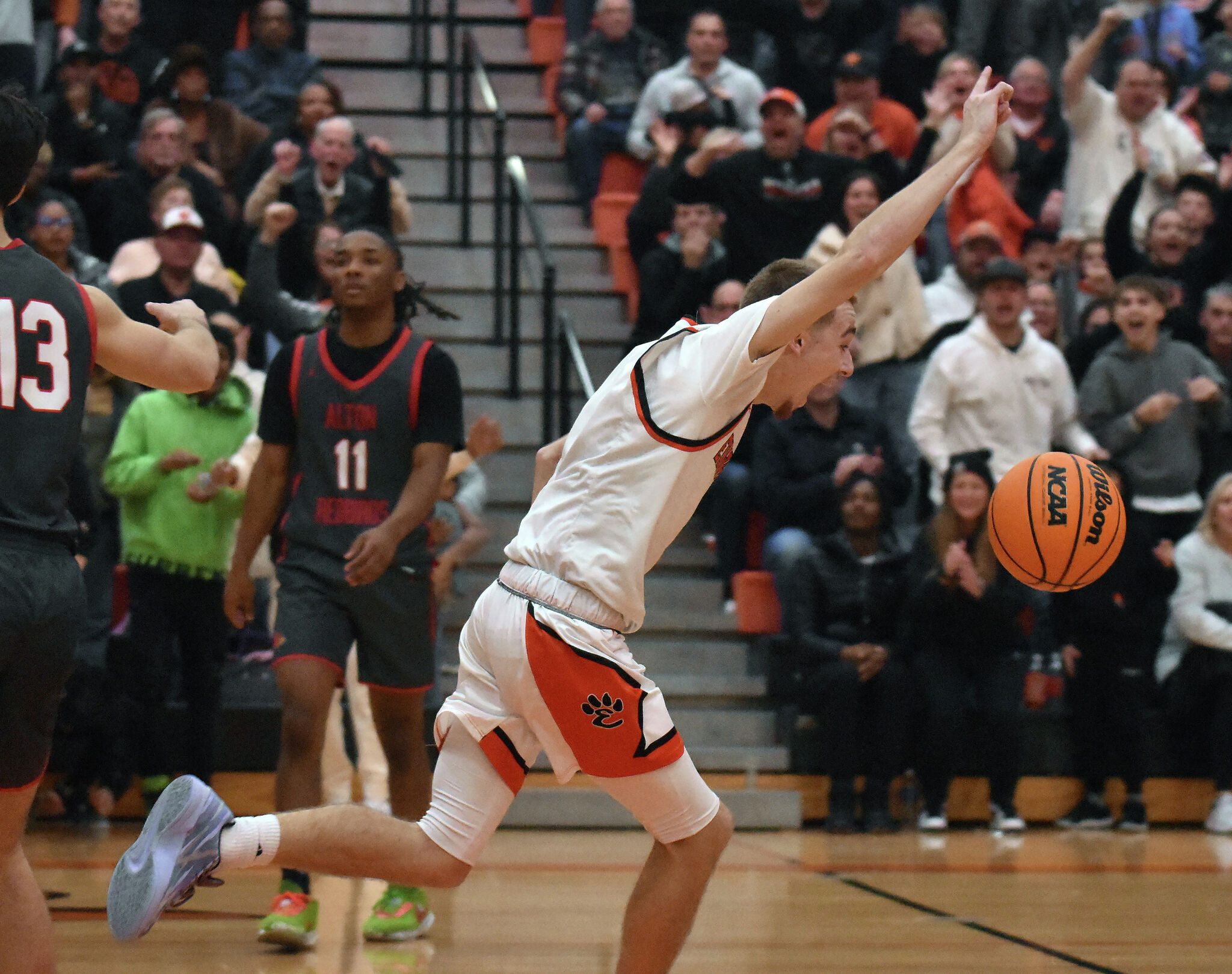 Edwardsville hosts Alton in IHSA boys basketball game in Edwardsville