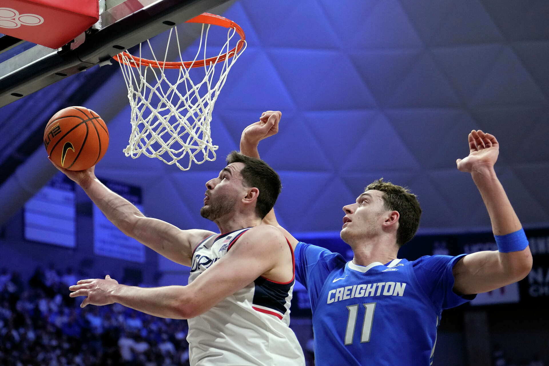 UConn men's basketball team falls to No. 19 in AP poll