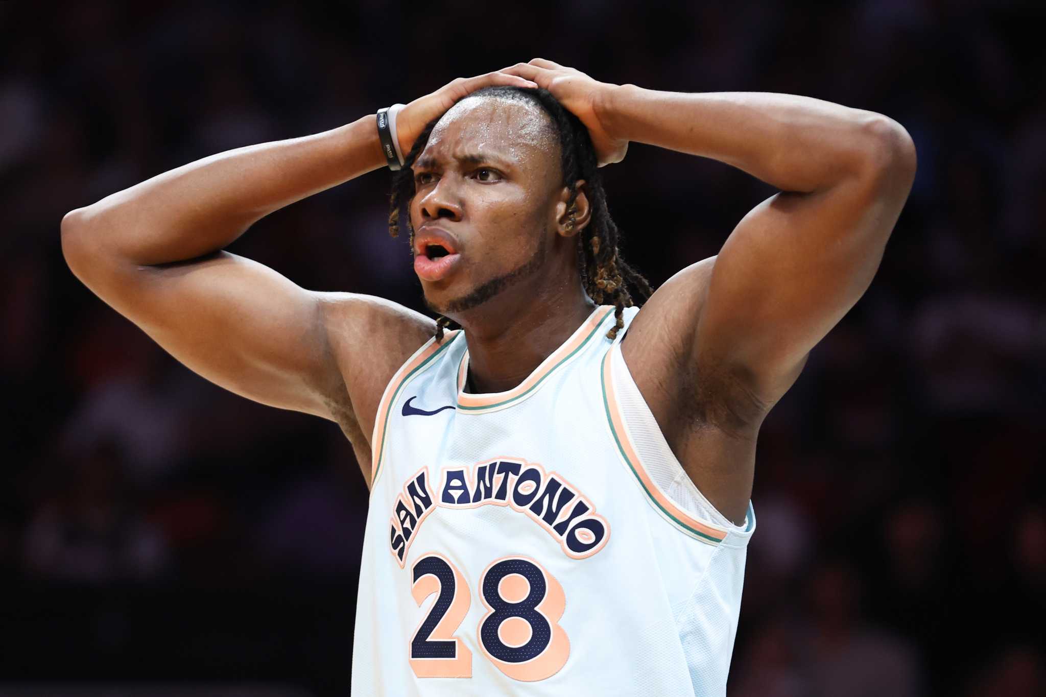 Slumping Spurs blown out by Heat in final game before Paris trip