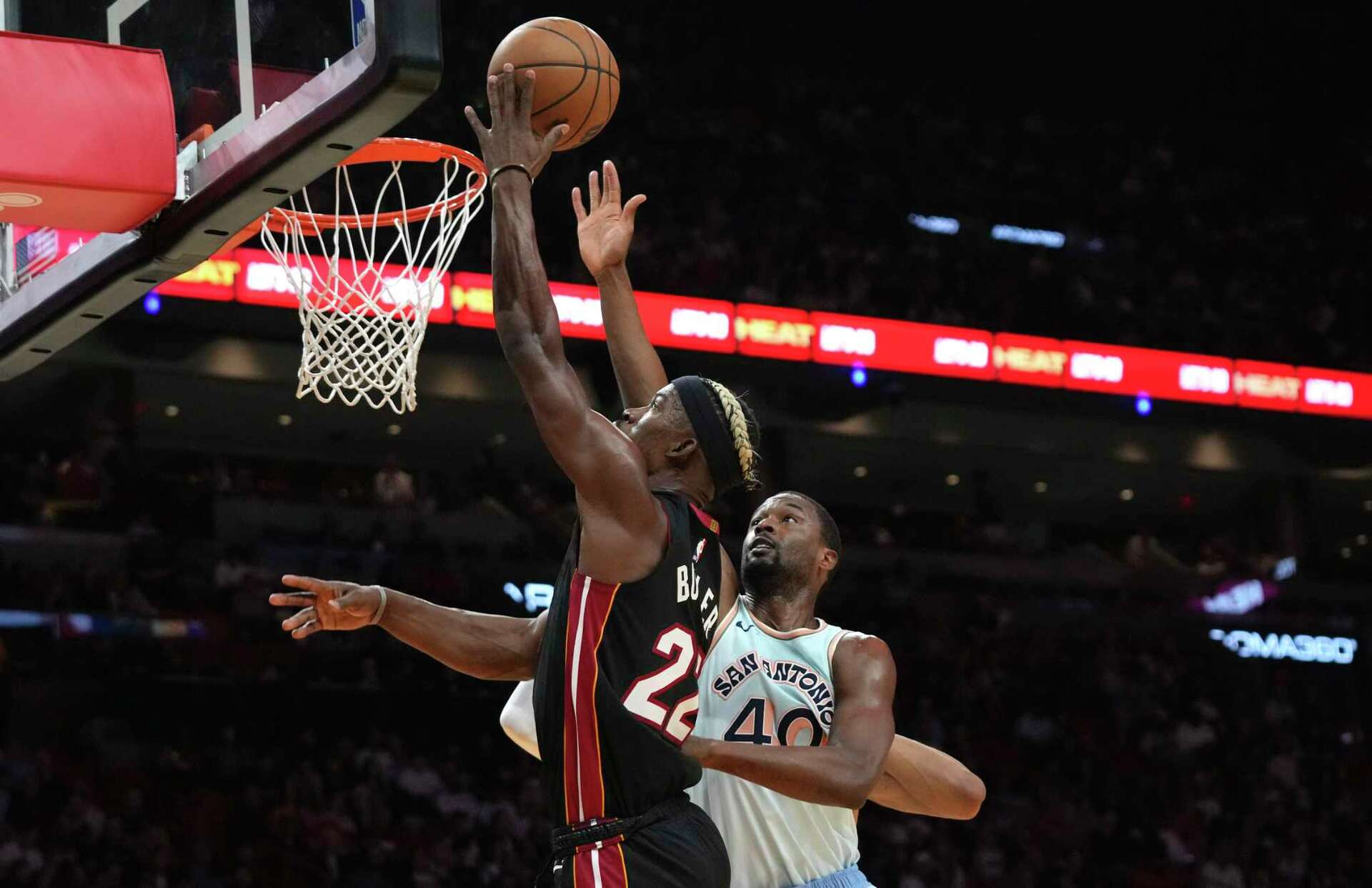 Slumping Spurs blown out by Heat in final game before Paris trip