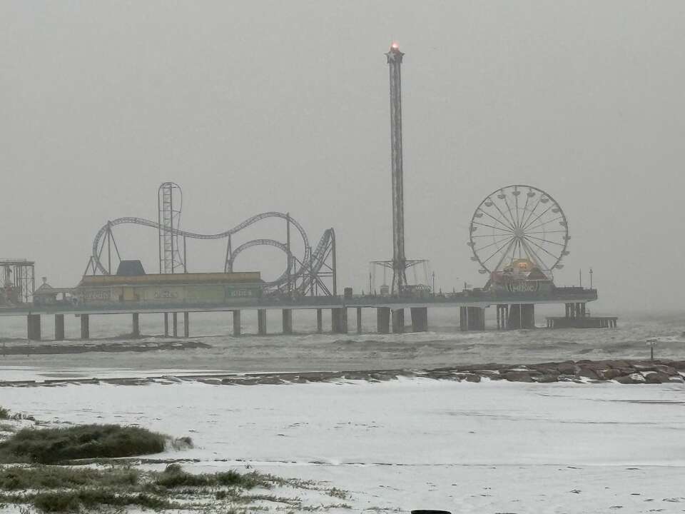 Residents of Texas tourist town make own fun during rare snow day