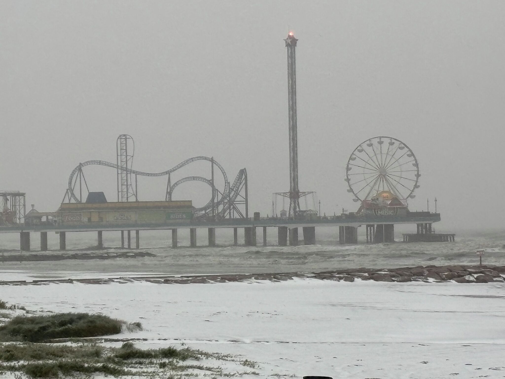 Residents of Texas tourist town make own fun during rare snow day