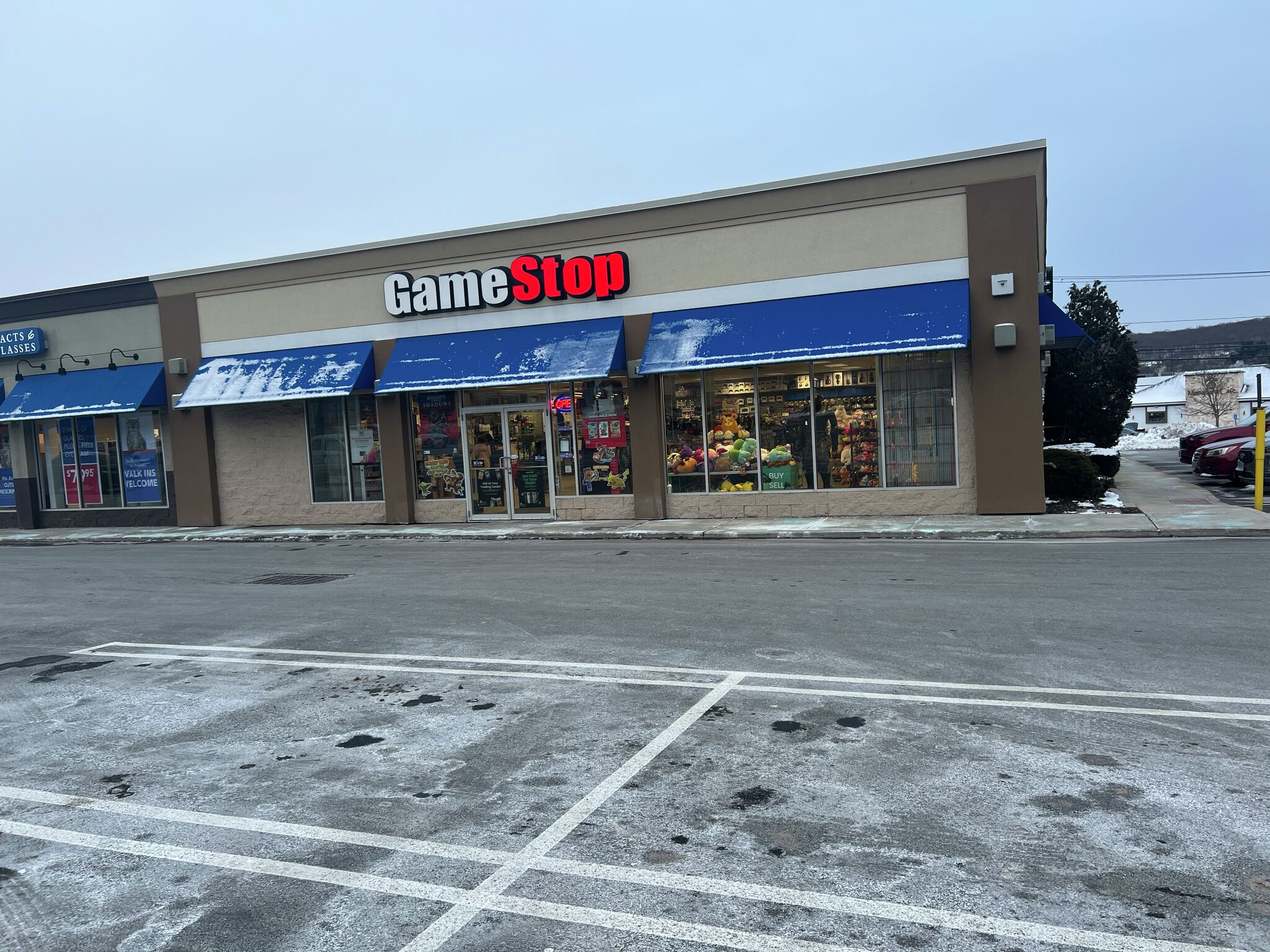 Video game retailer resumes Connecticut store closings