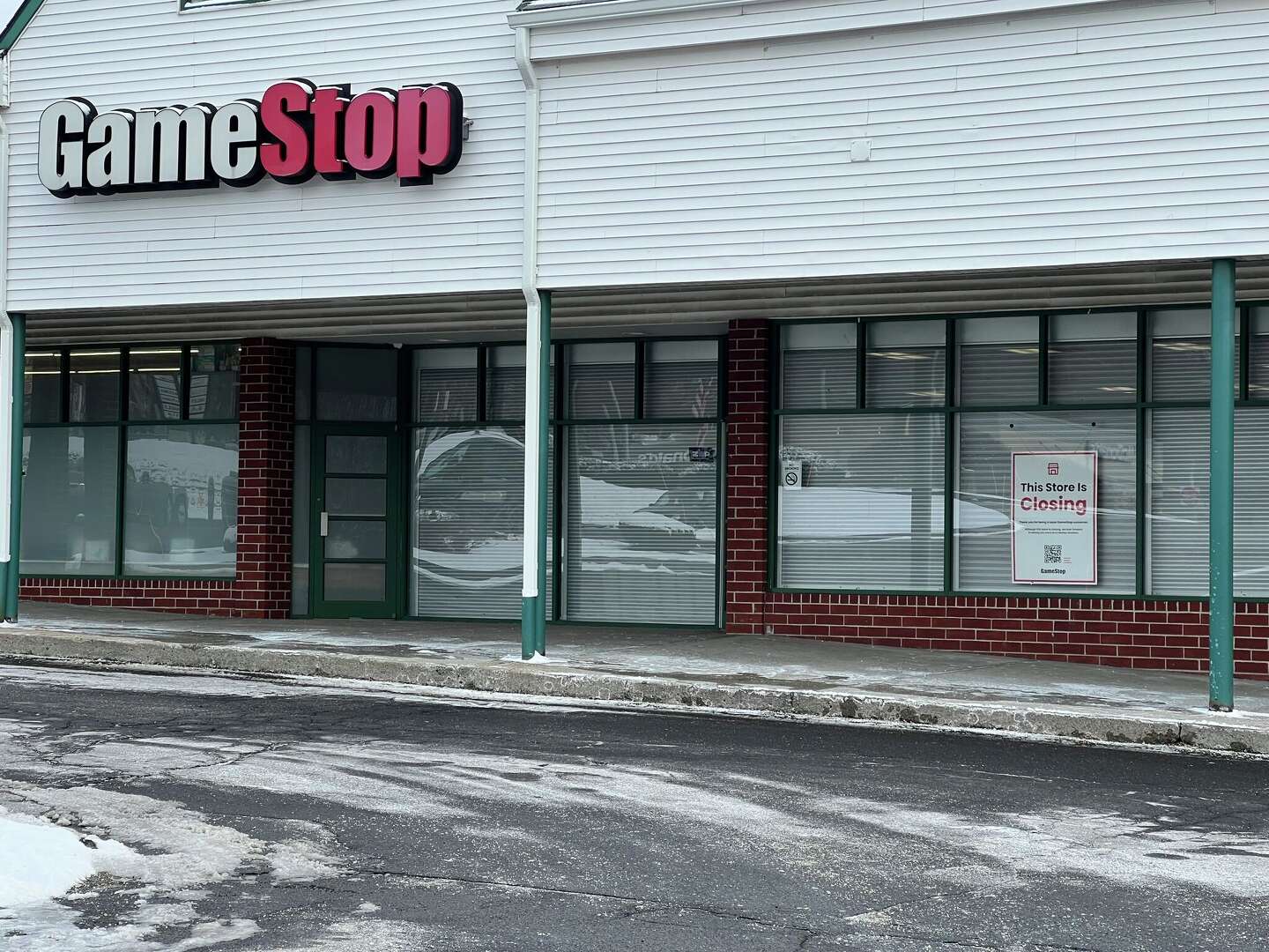 Video game retailer resumes Connecticut store closings