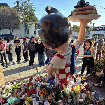 Hundreds gather at Calif. burger joint to honor legendary filmmaker