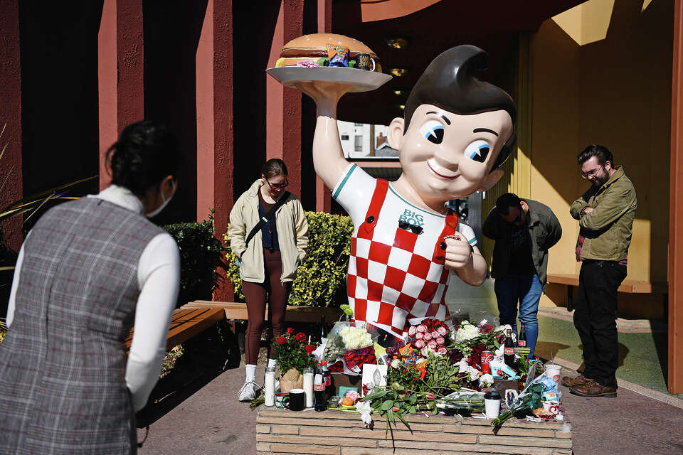Hundreds gather at Calif. burger joint to honor legendary filmmaker