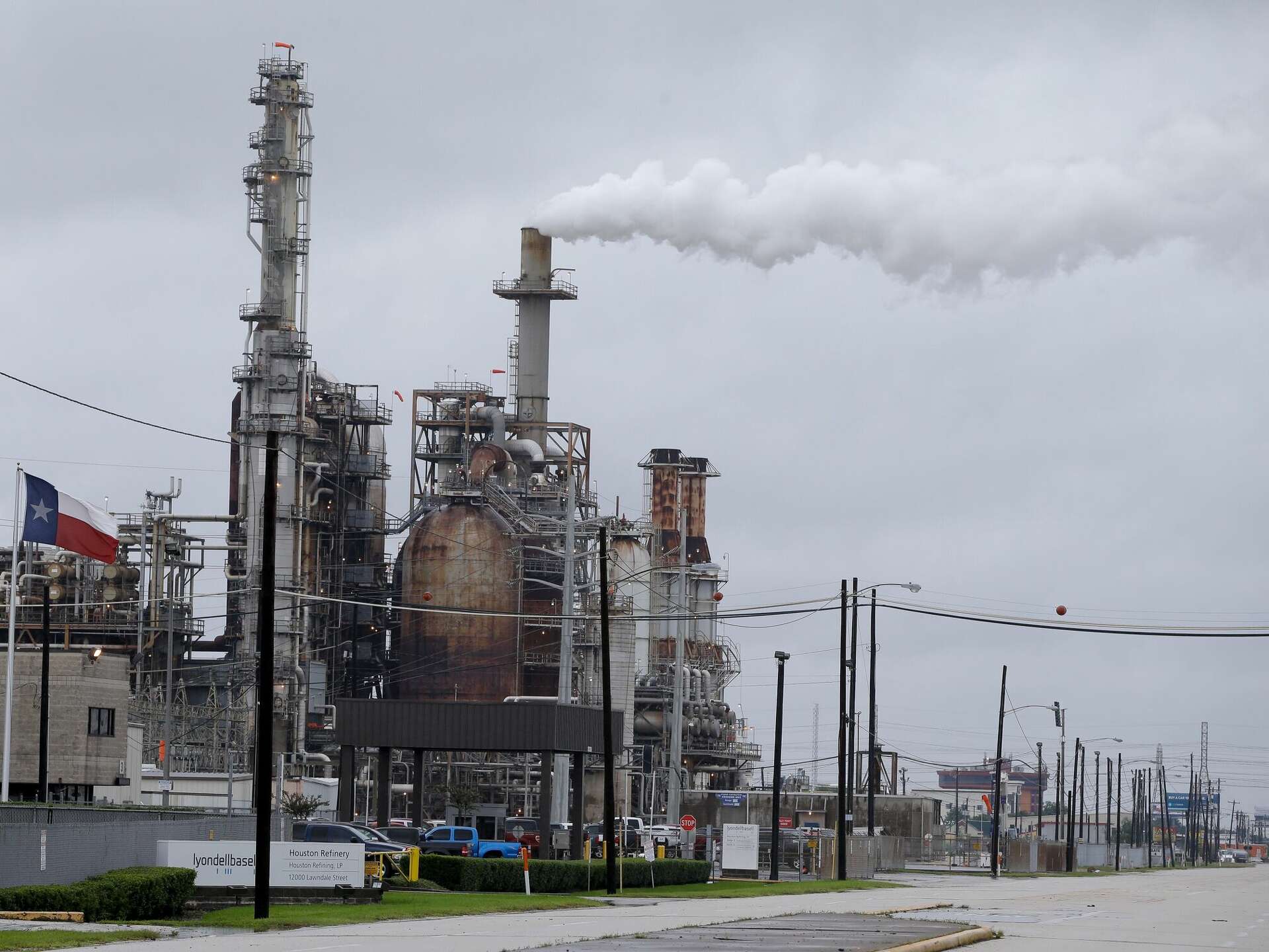 Report: Lyondell to shut down Houston refinery this weekend