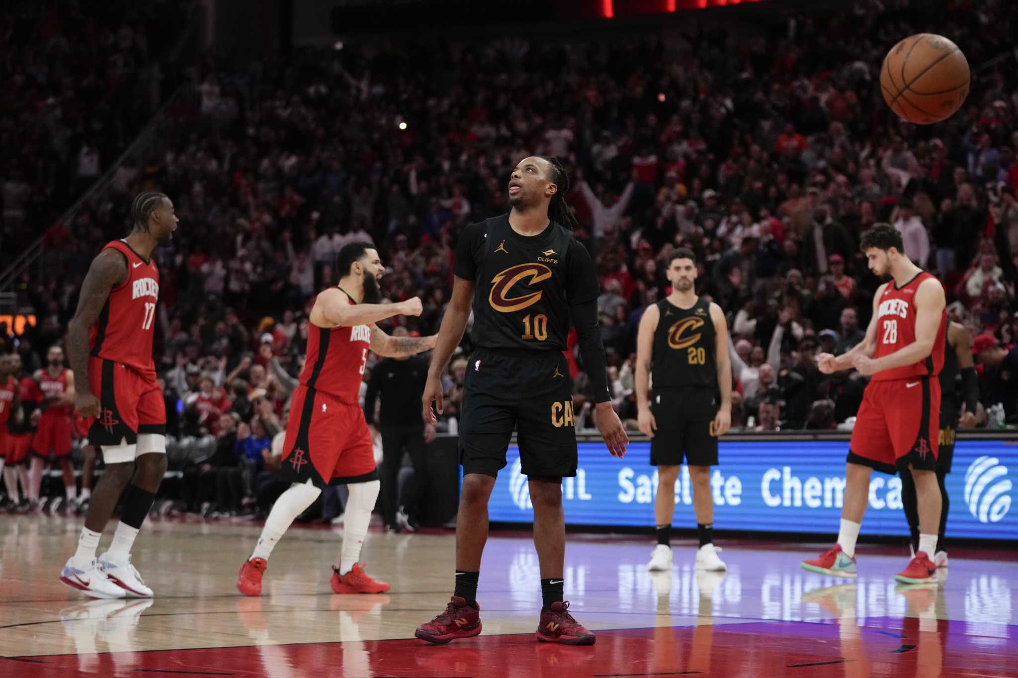 Houston Rockets upend NBA-leading Cleveland Cavaliers for narrow win