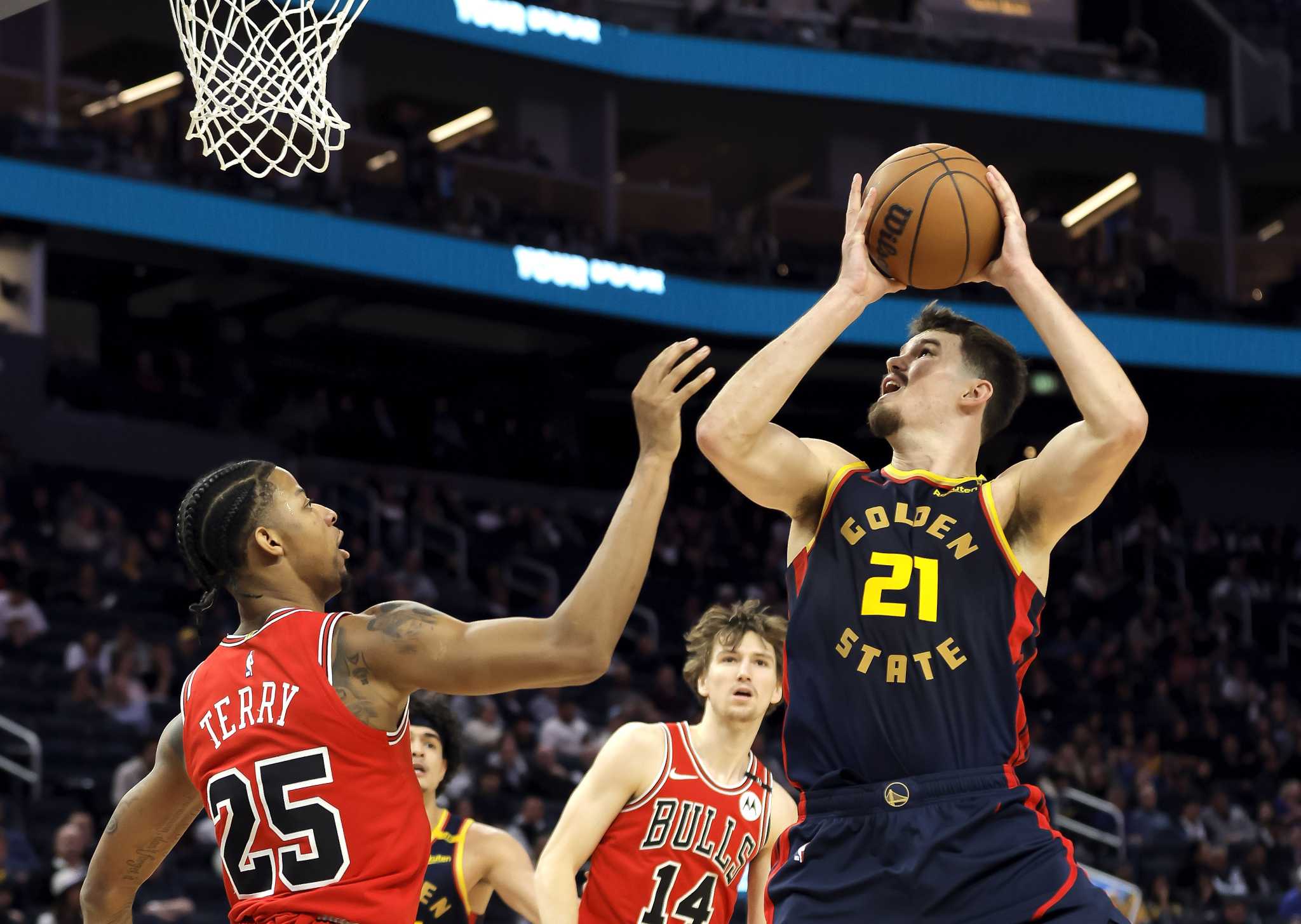 Warriors’ bench takes control, delivers 83 points in blowout of Bulls