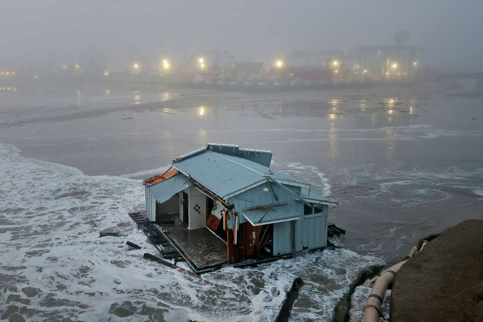Visitors flock to broken coastal California landmark