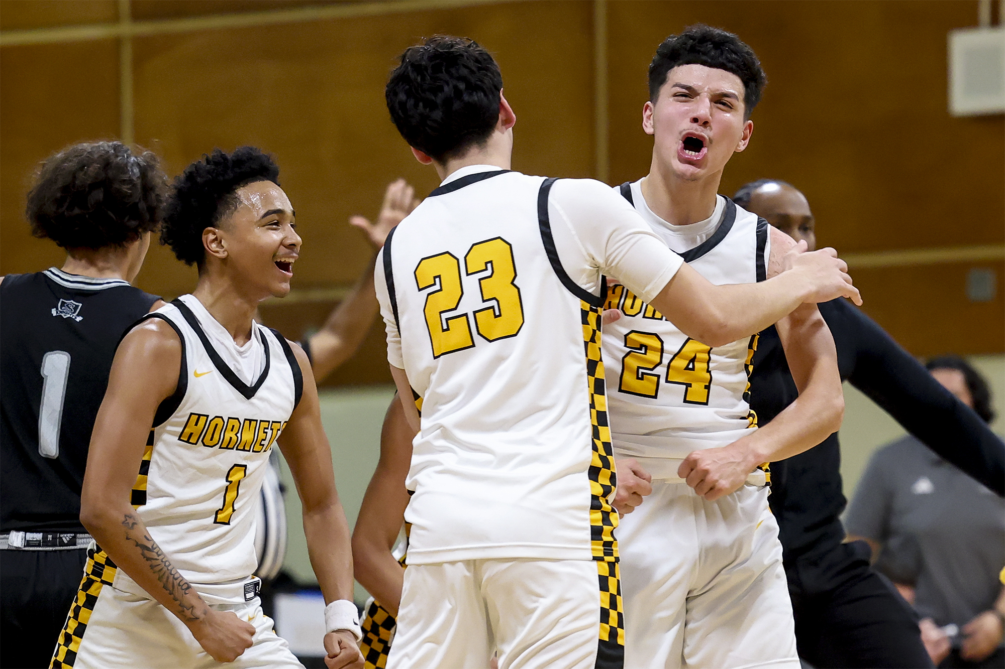 Chris Garcia hits half-court shot as East Central beats Steele