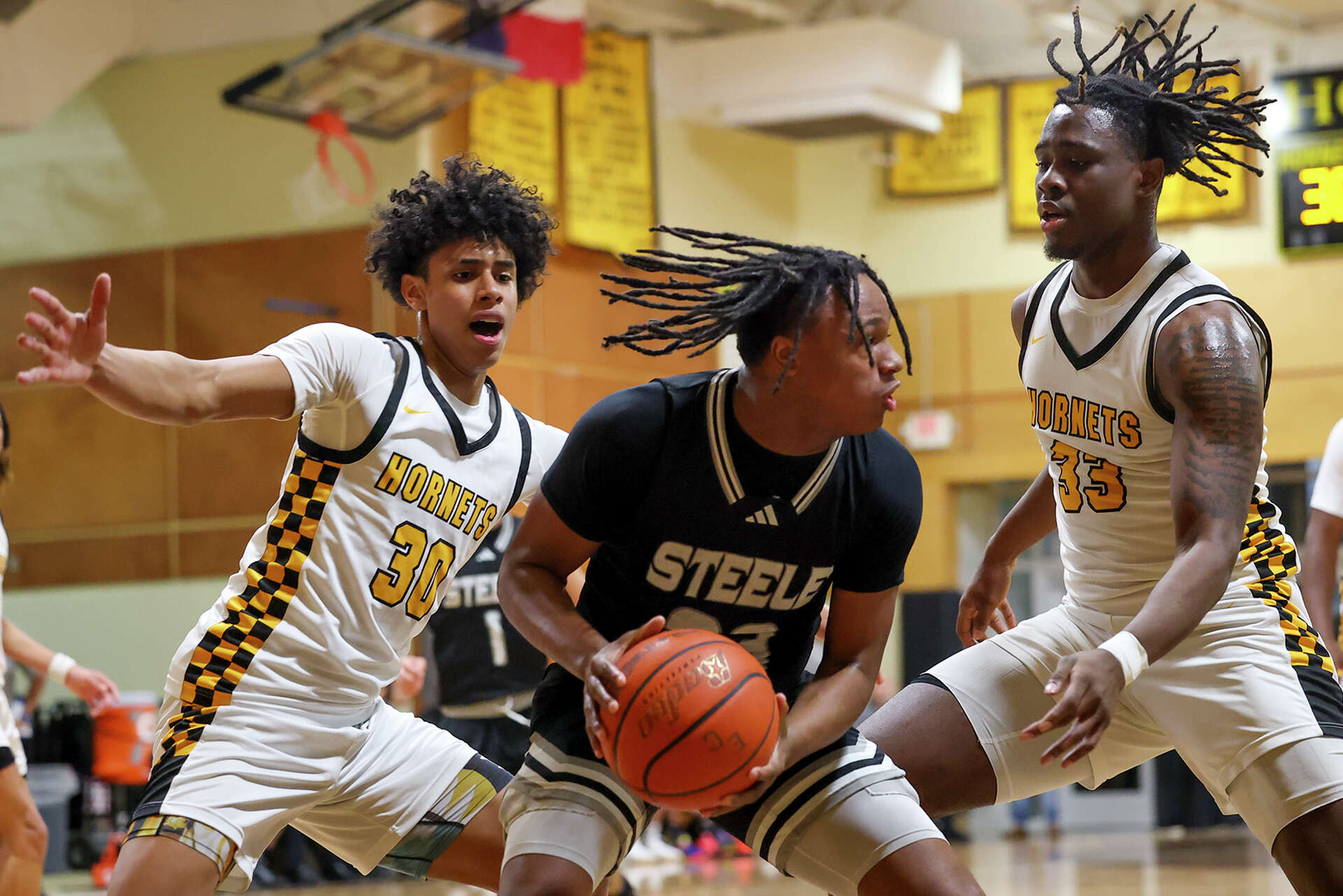 Chris Garcia hits half-court shot as East Central beats Steele