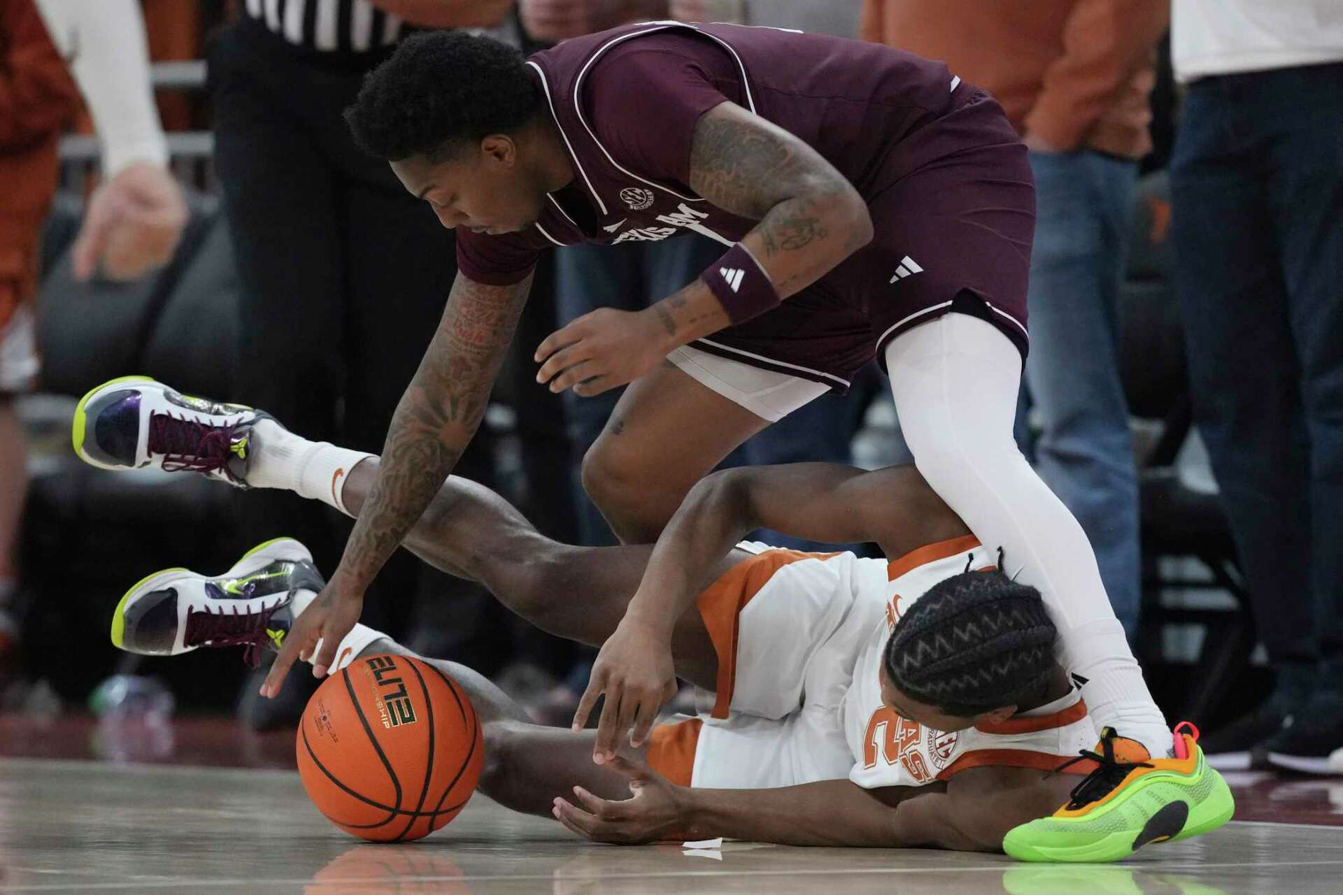 UT basketball: Longhorns come from 22 down to beat Aggies