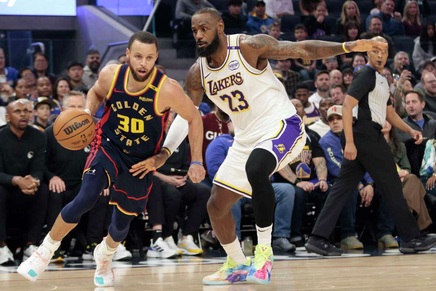 Warriors’ Steph Curry goes cold in loss to Lakers amid thumb soreness