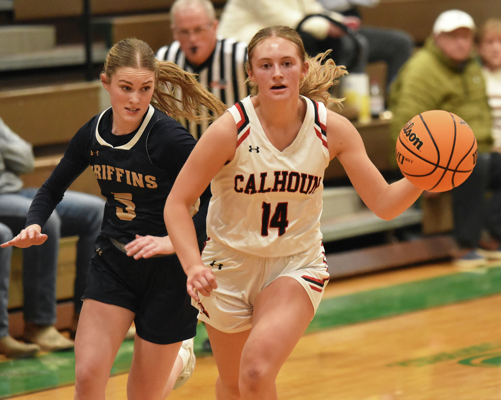 Calhoun 'grabs the momentum,' runs away from McGivney at Lady Hawk