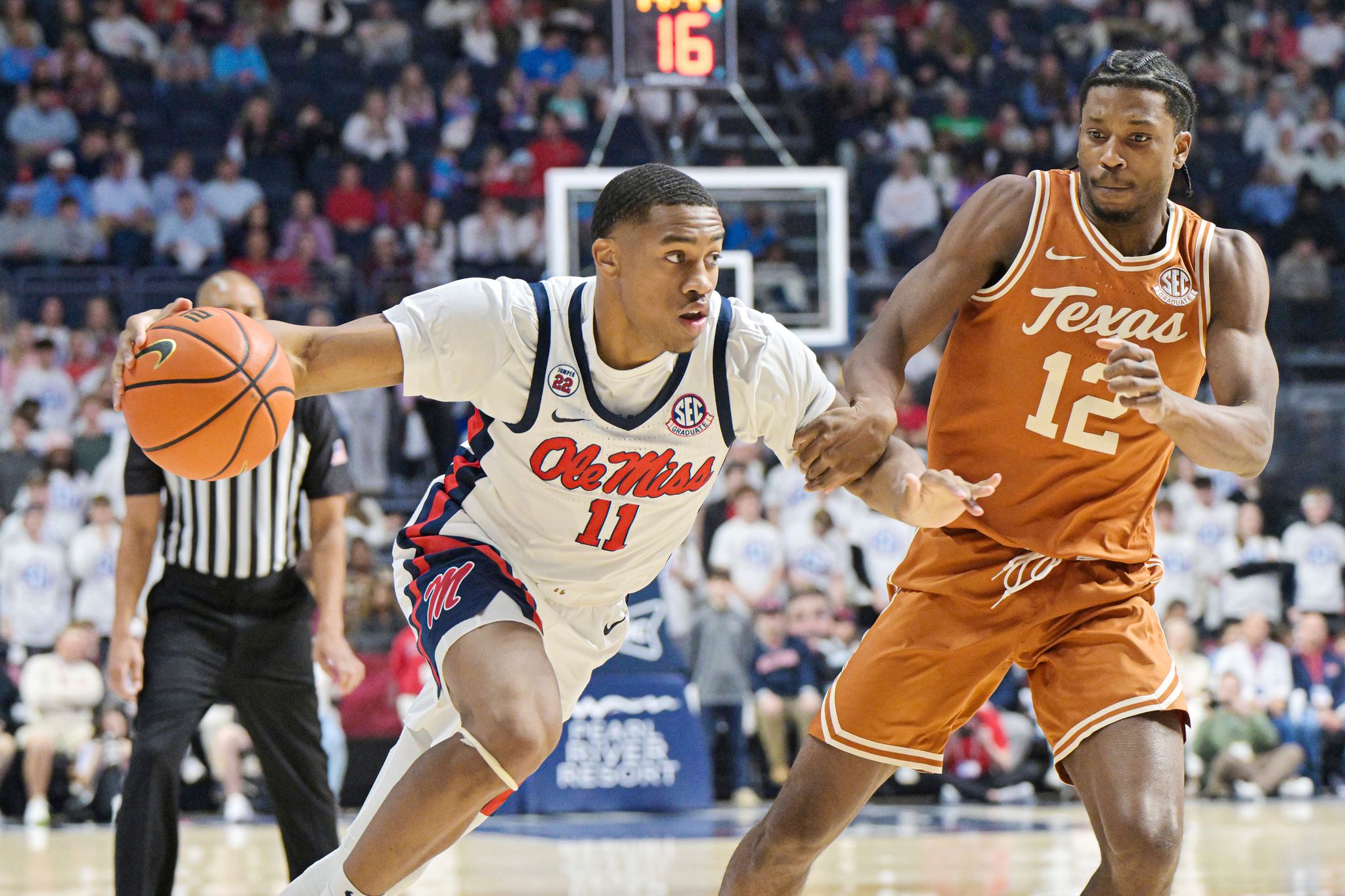 UT basketabll: Longhorns fall short in final seconds against Ole Miss