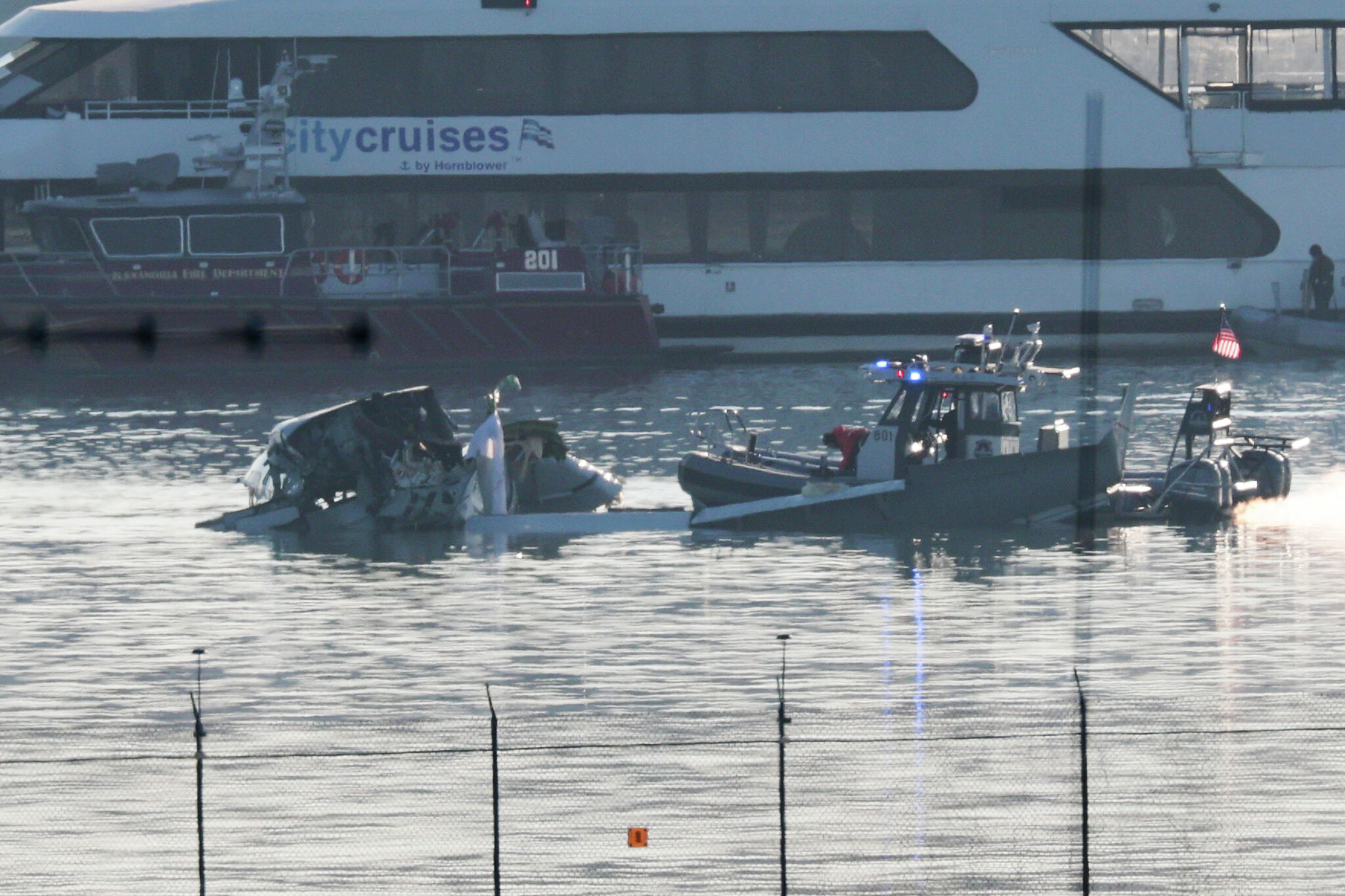 Transmissions may have gone unheard in deadly DC plane crash: NTSB