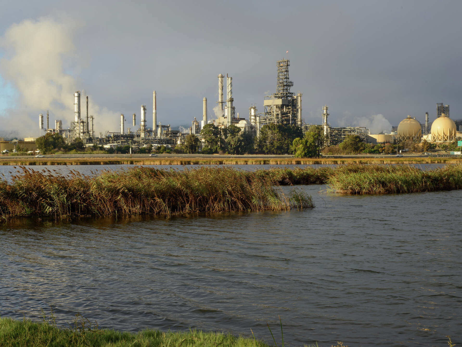 6 hurt in Martinez refinery fire; residents urged to shelter in place