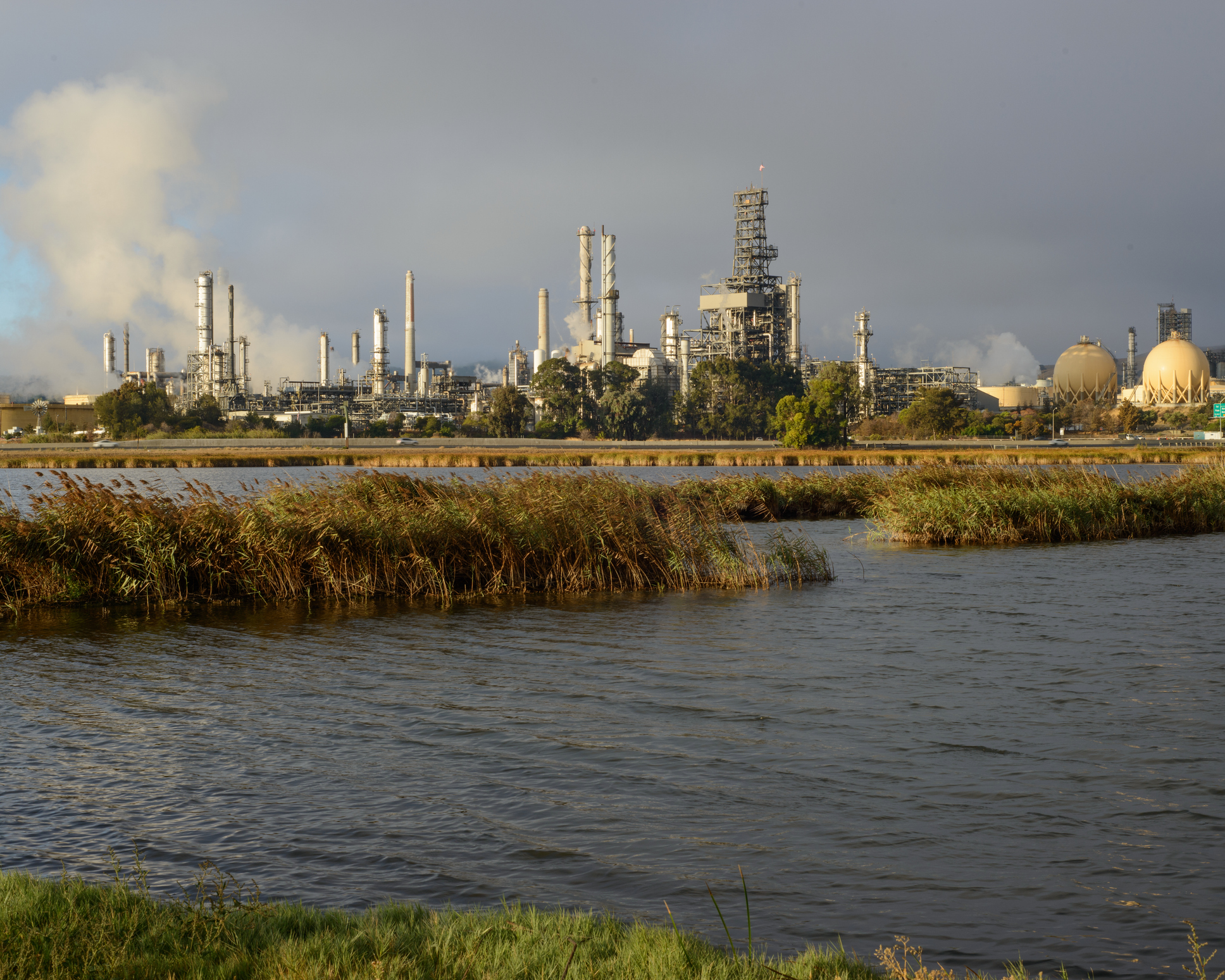 6 hurt in Martinez refinery fire; residents urged to shelter in place