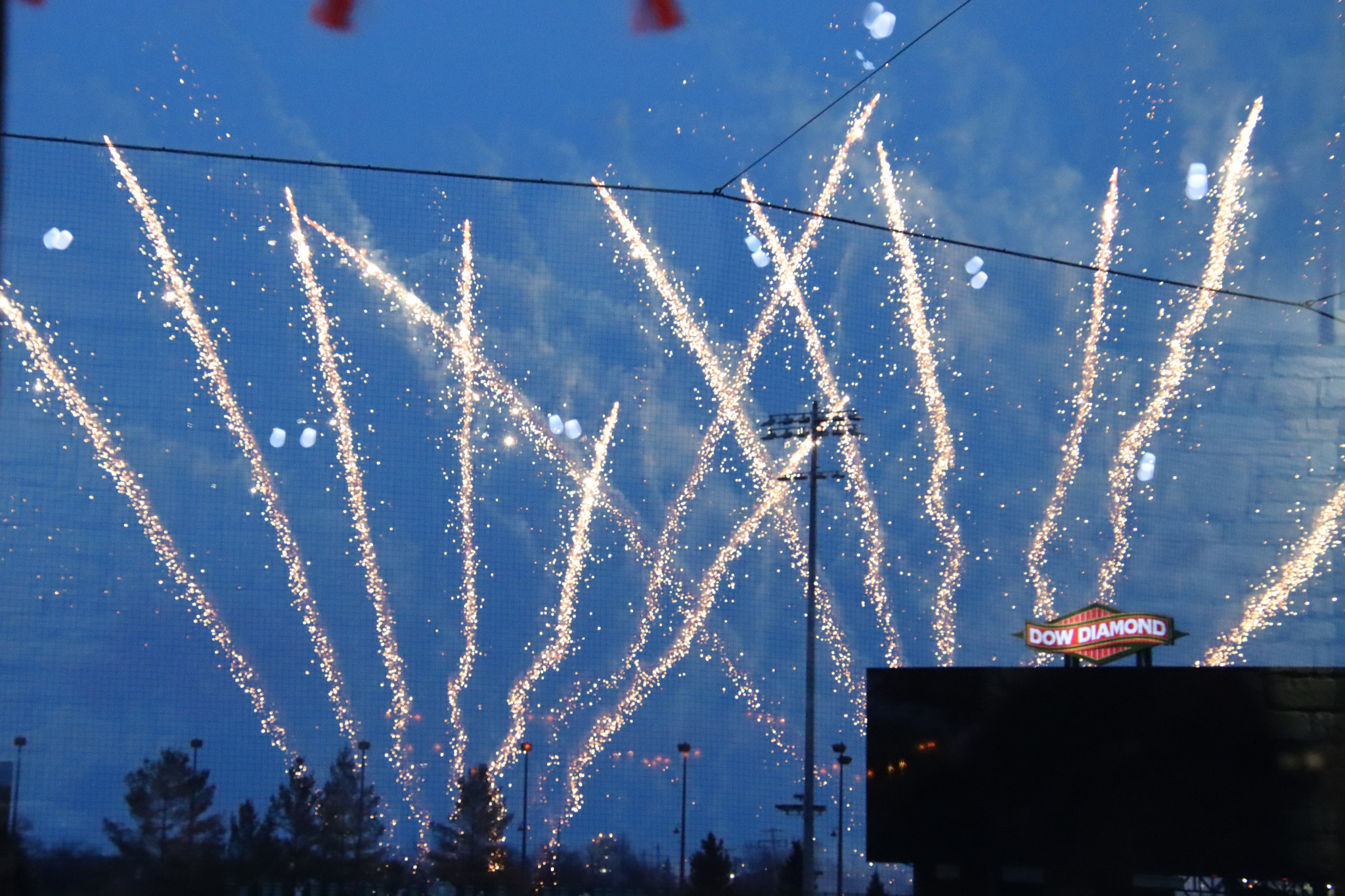 Midlander creates model railroad on front lawn
