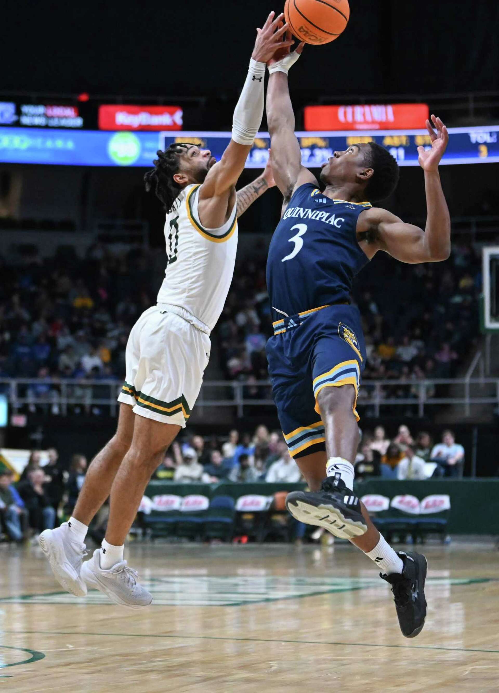 Siena men's basketball rallies to beat MAAC co-leader Quinnipiac