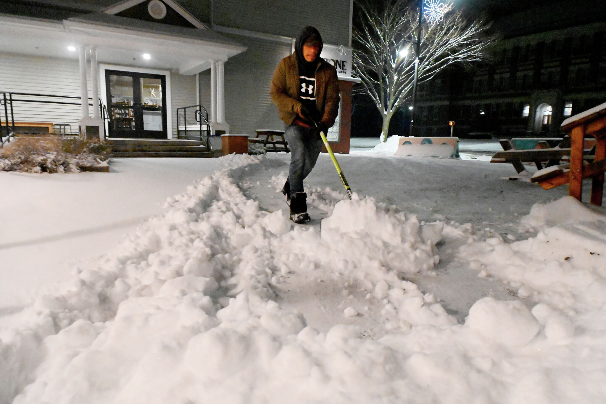 How much snow did Connecticut get Monday from overnight storm?