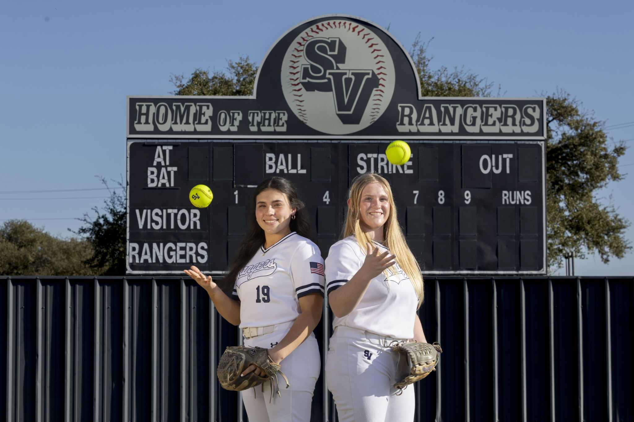 Smithson Valley softball's pitching duo boosts team's playoff chances