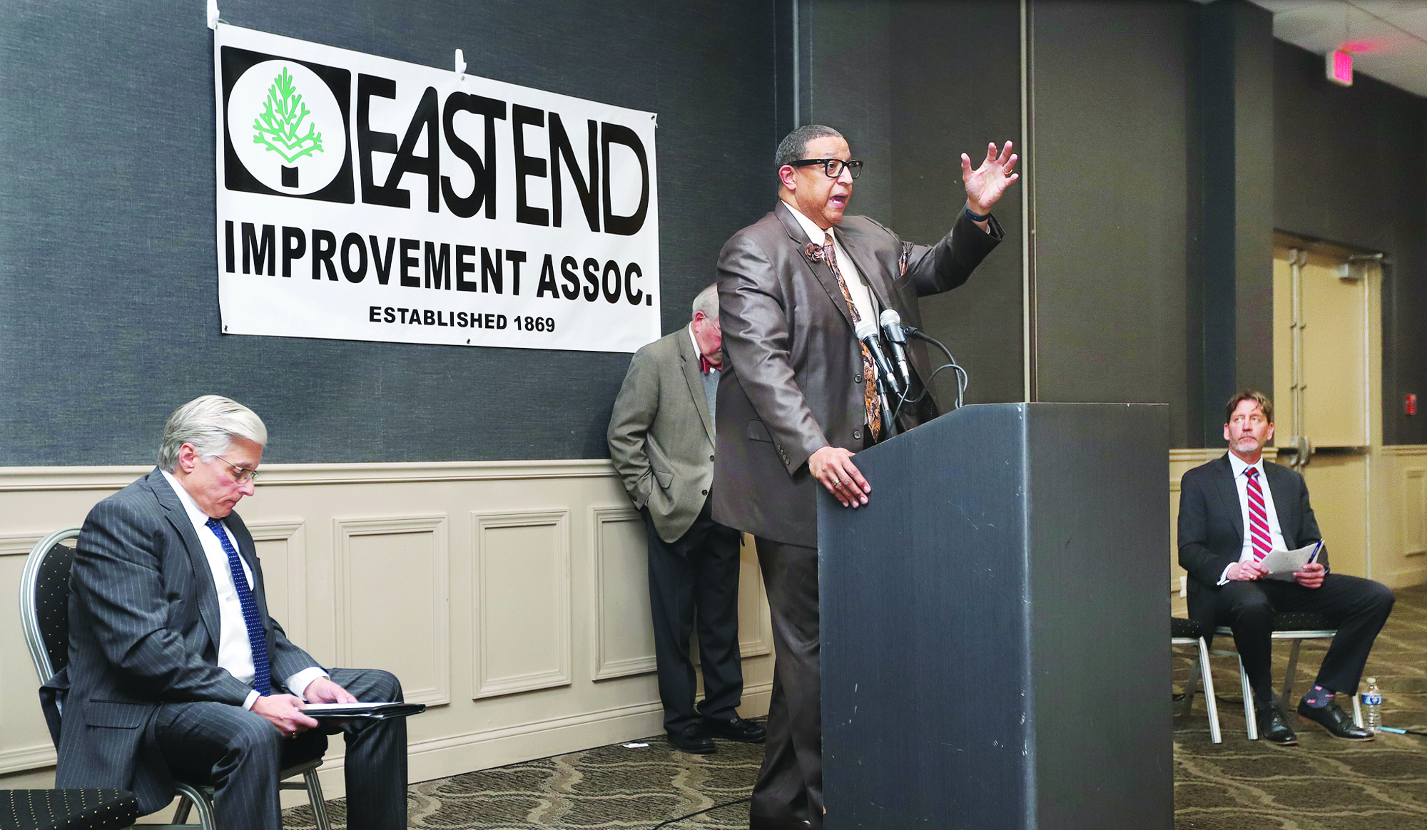 Alton mayoral candidates tackle key issues at forum