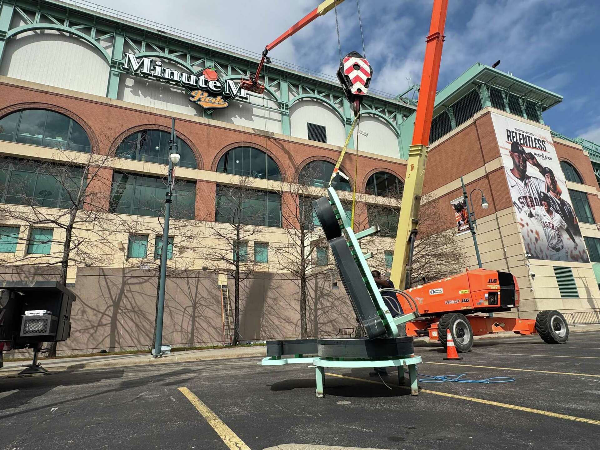 Welcome to Daikin Park: Astros taking down Minute Maid Park signs