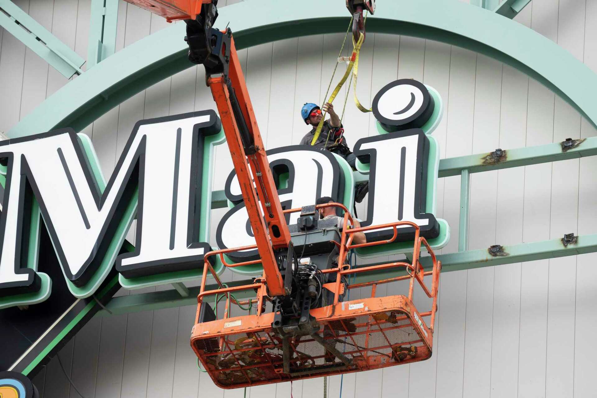 Welcome to Daikin Park: Astros taking down Minute Maid Park signs