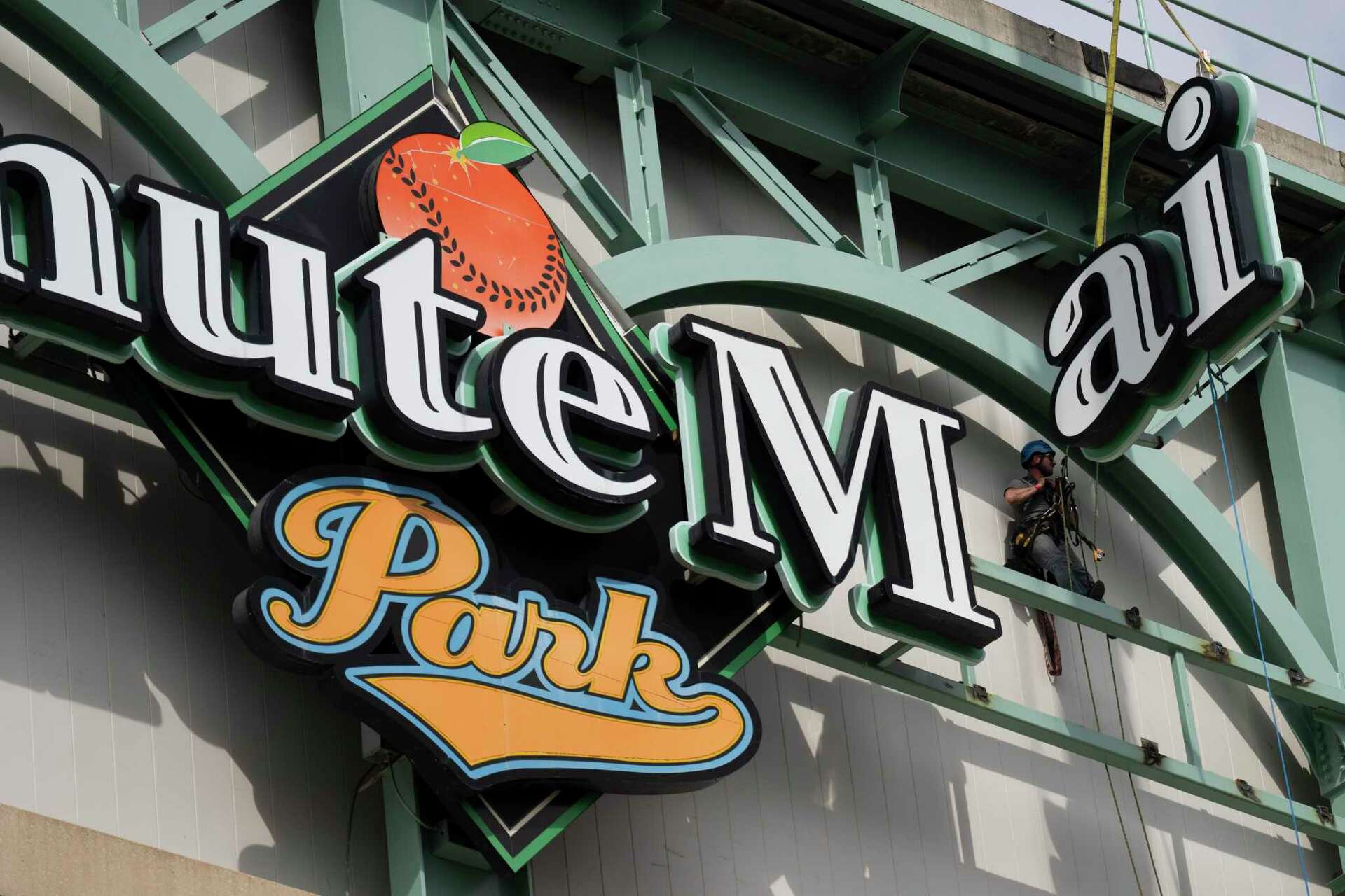 Welcome to Daikin Park: Astros taking down Minute Maid Park signs