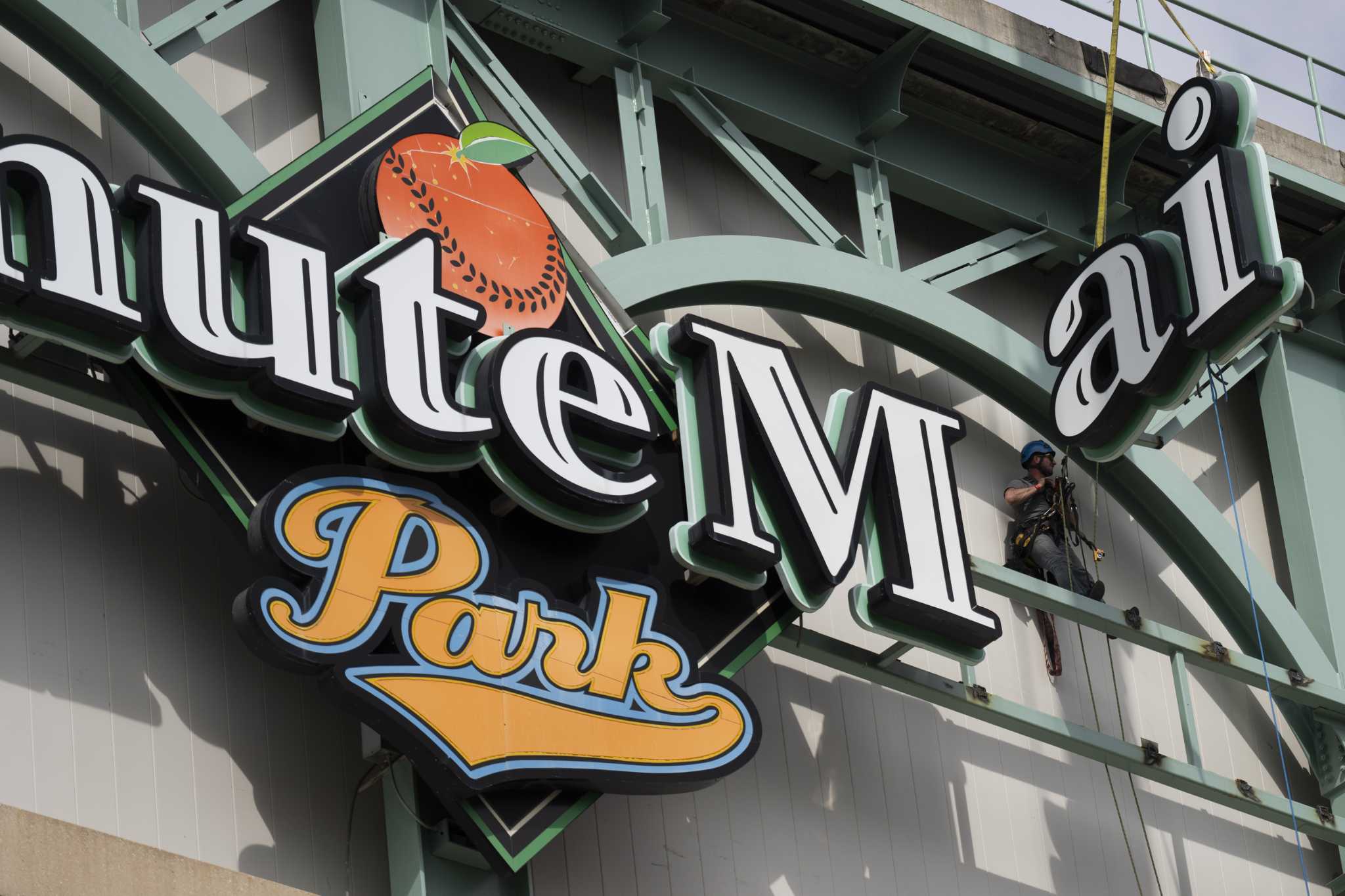 Welcome to Daikin Park: Astros taking down Minute Maid Park signs