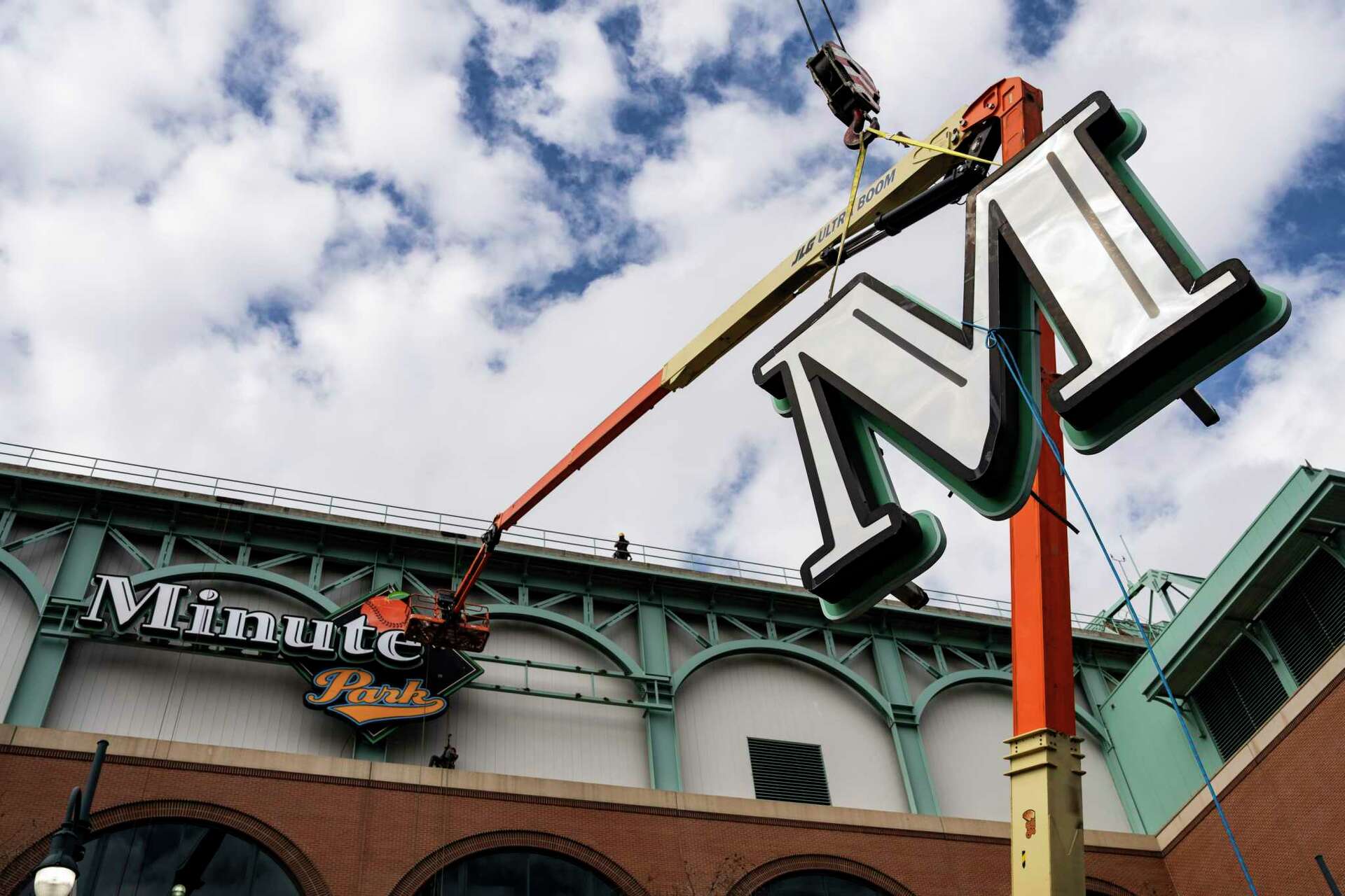 Welcome to Daikin Park: Astros taking down Minute Maid Park signs