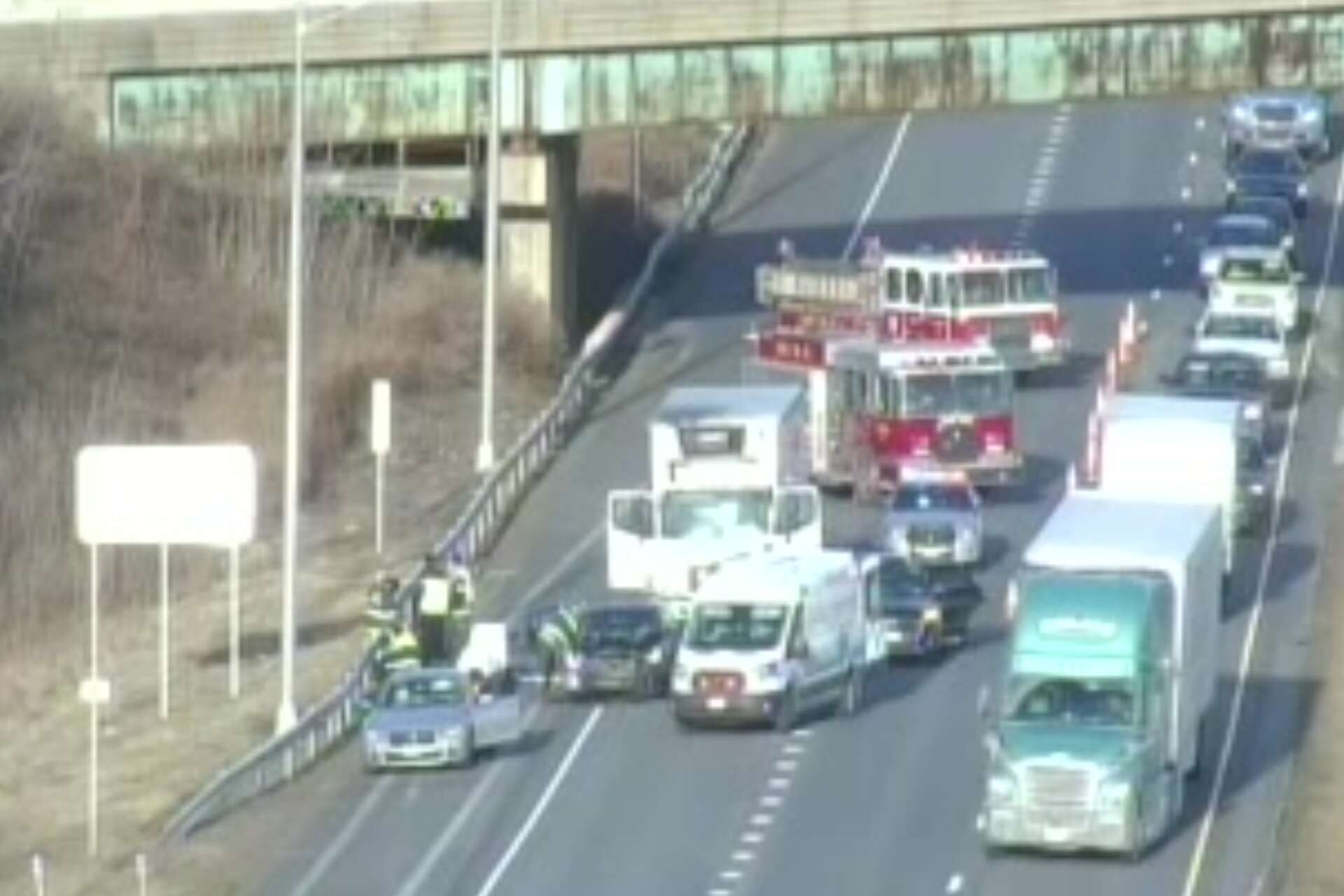 Meriden crash involving tractor-trailer closes lanes on I-91: Police