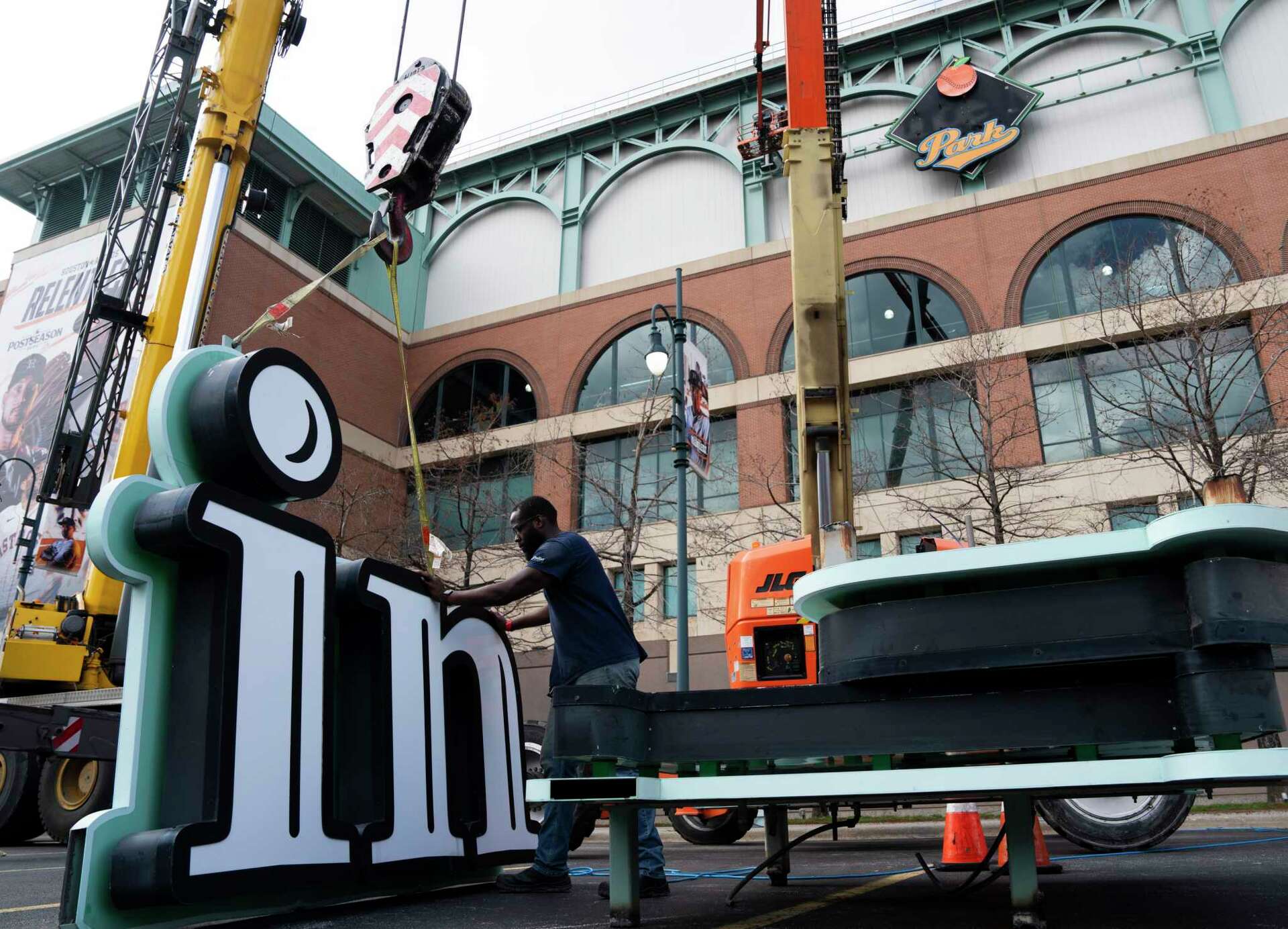 Welcome to Daikin Park: Astros taking down Minute Maid Park signs