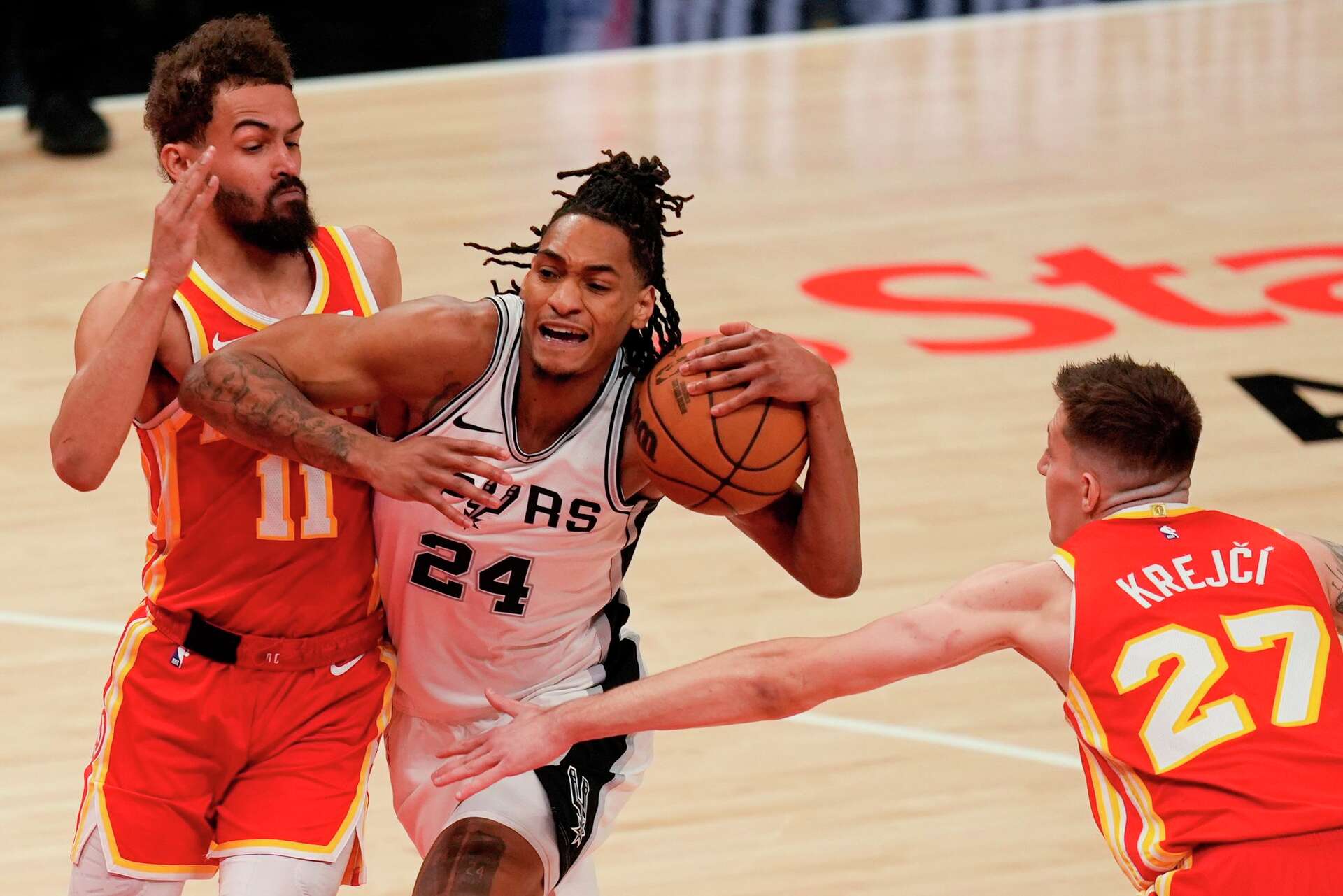 3 takeaways as De'Aaron Fox leads Spurs over Hawks in team debut